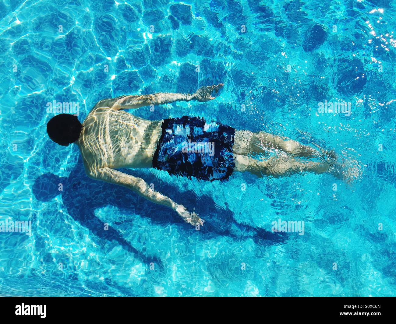 Uomo che nuota sott'acqua immagini e fotografie stock ad alta ...
