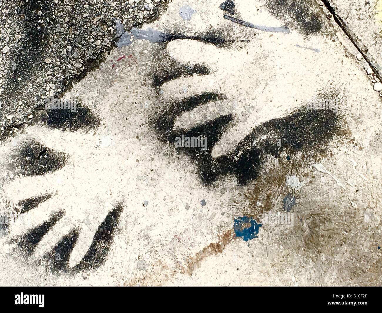Stencil mani immagini e fotografie stock ad alta risoluzione - Alamy