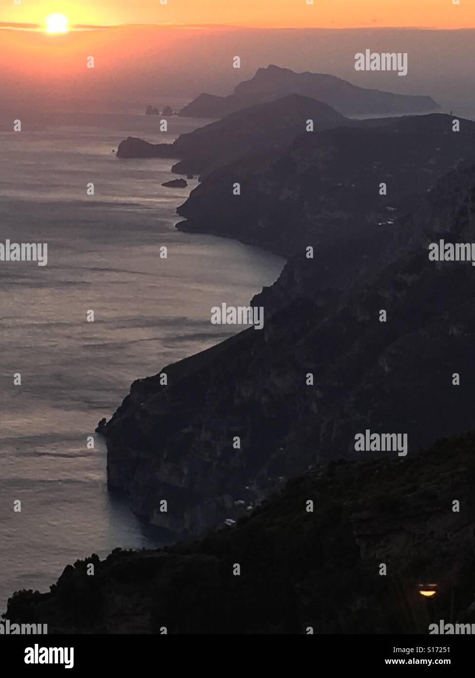 Costiera amalfitana al tramonto immagini e fotografie stock ad alta risoluzione - Alamy