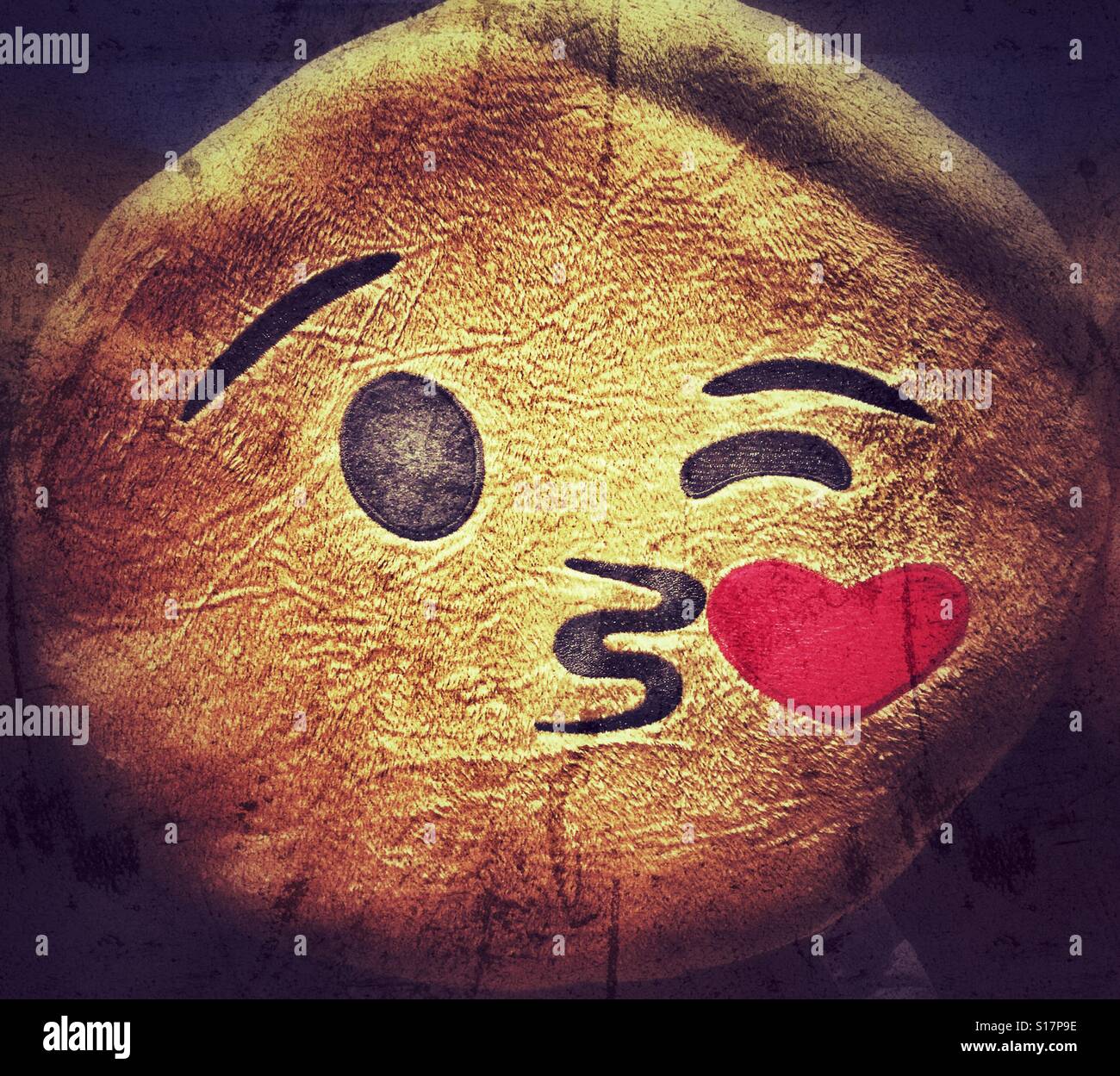 Bacio emoji immagini e fotografie stock ad alta risoluzione - Alamy