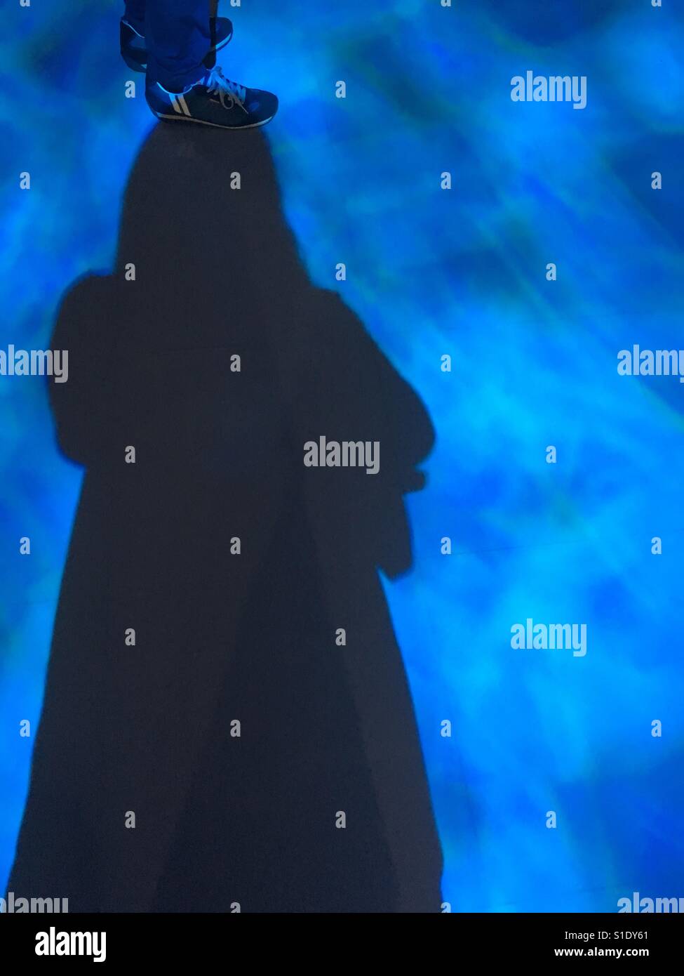 Ombra misteriosa immagini e fotografie stock ad alta risoluzione - Alamy