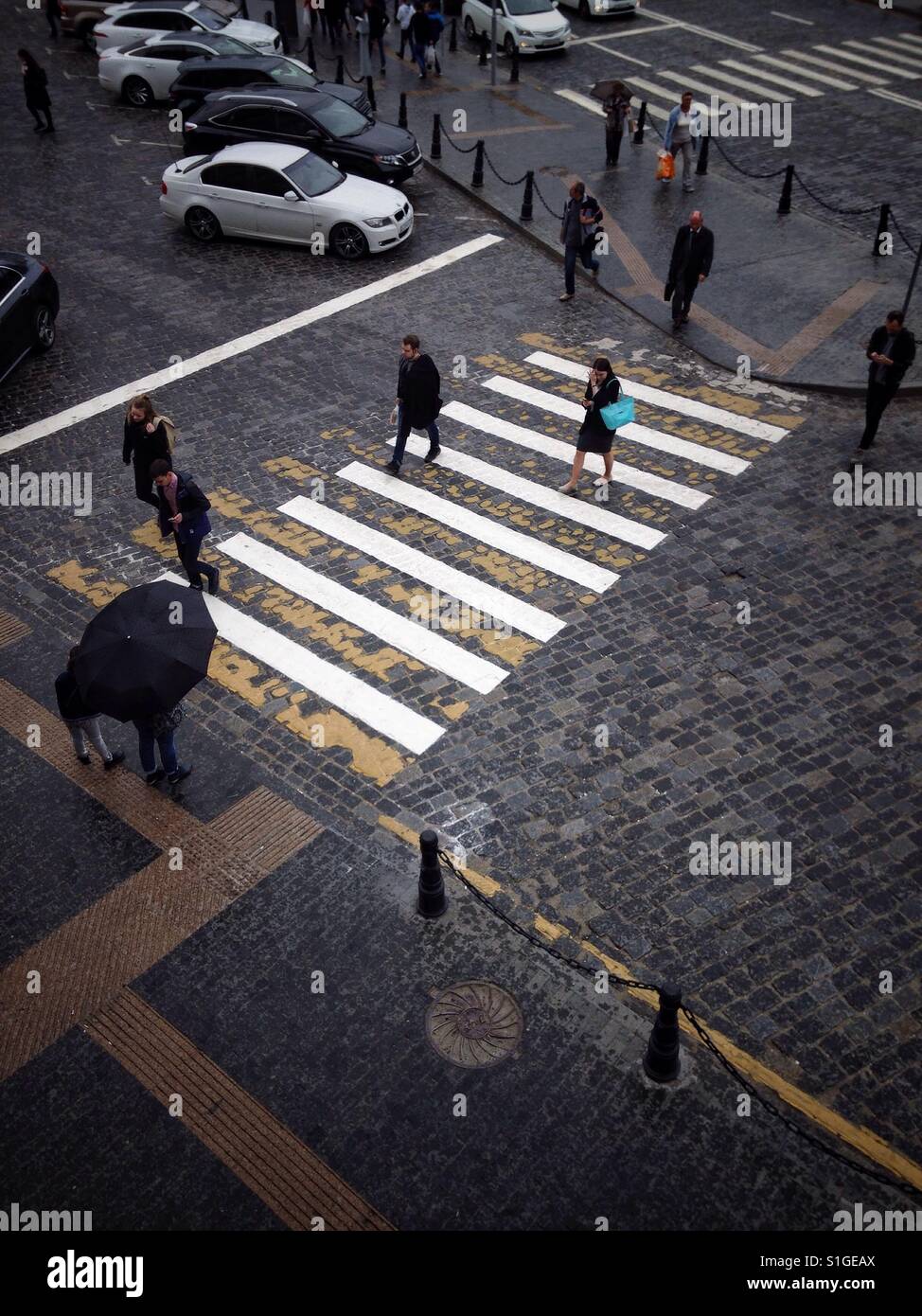 Pedoni che attraversano la strada immagini e fotografie stock ad alta ...