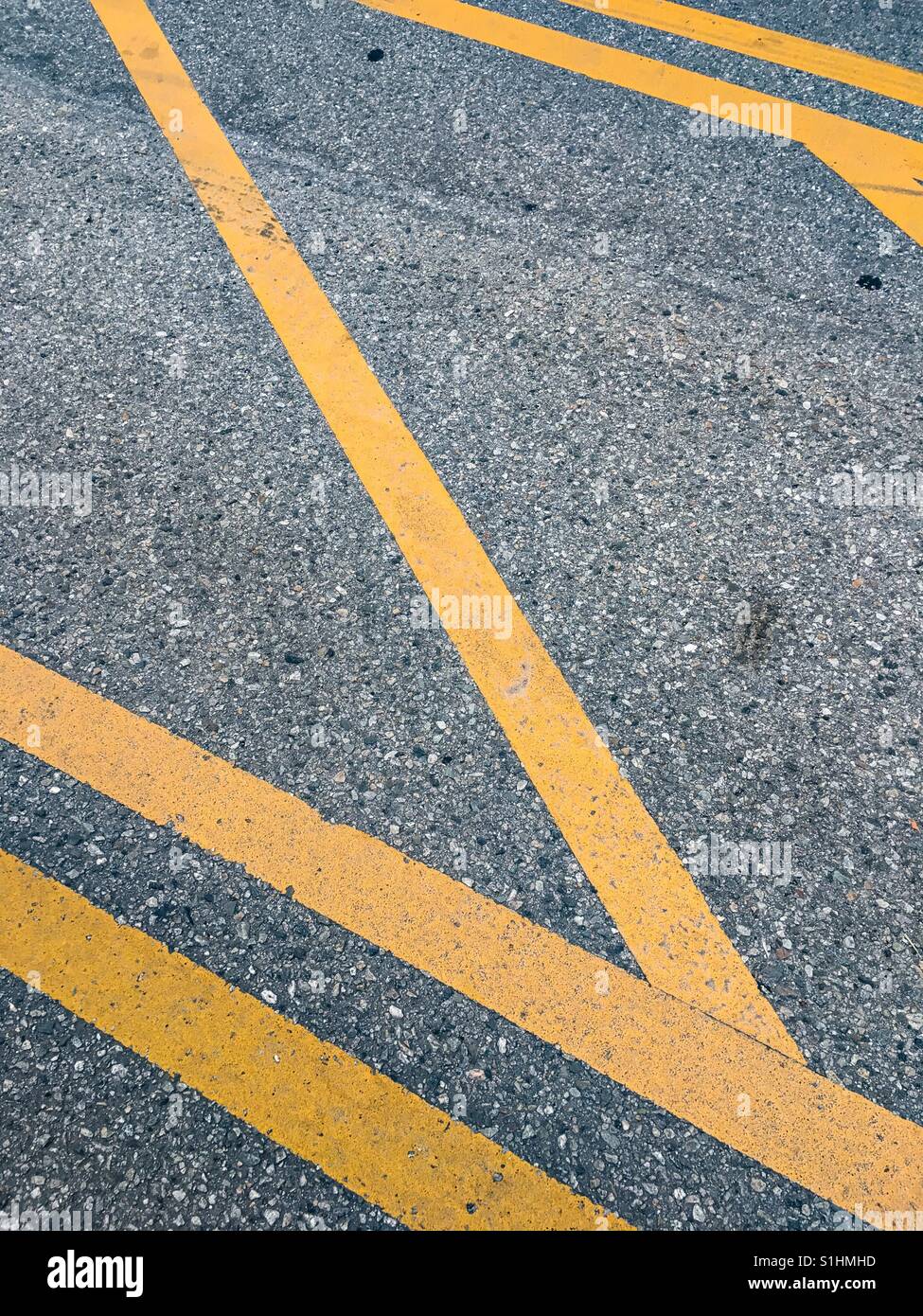 Linee stradali gialle immagini e fotografie stock ad alta risoluzione ...