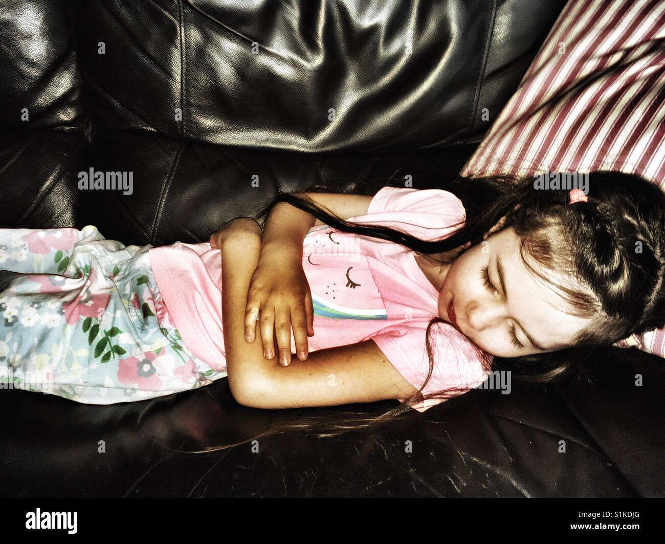 Ragazza addormentata sul divano immagini e fotografie stock ad alta ...