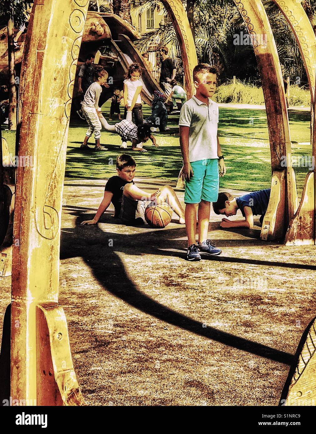 Bambini che giocano al parco immagini e fotografie stock ad alta ...