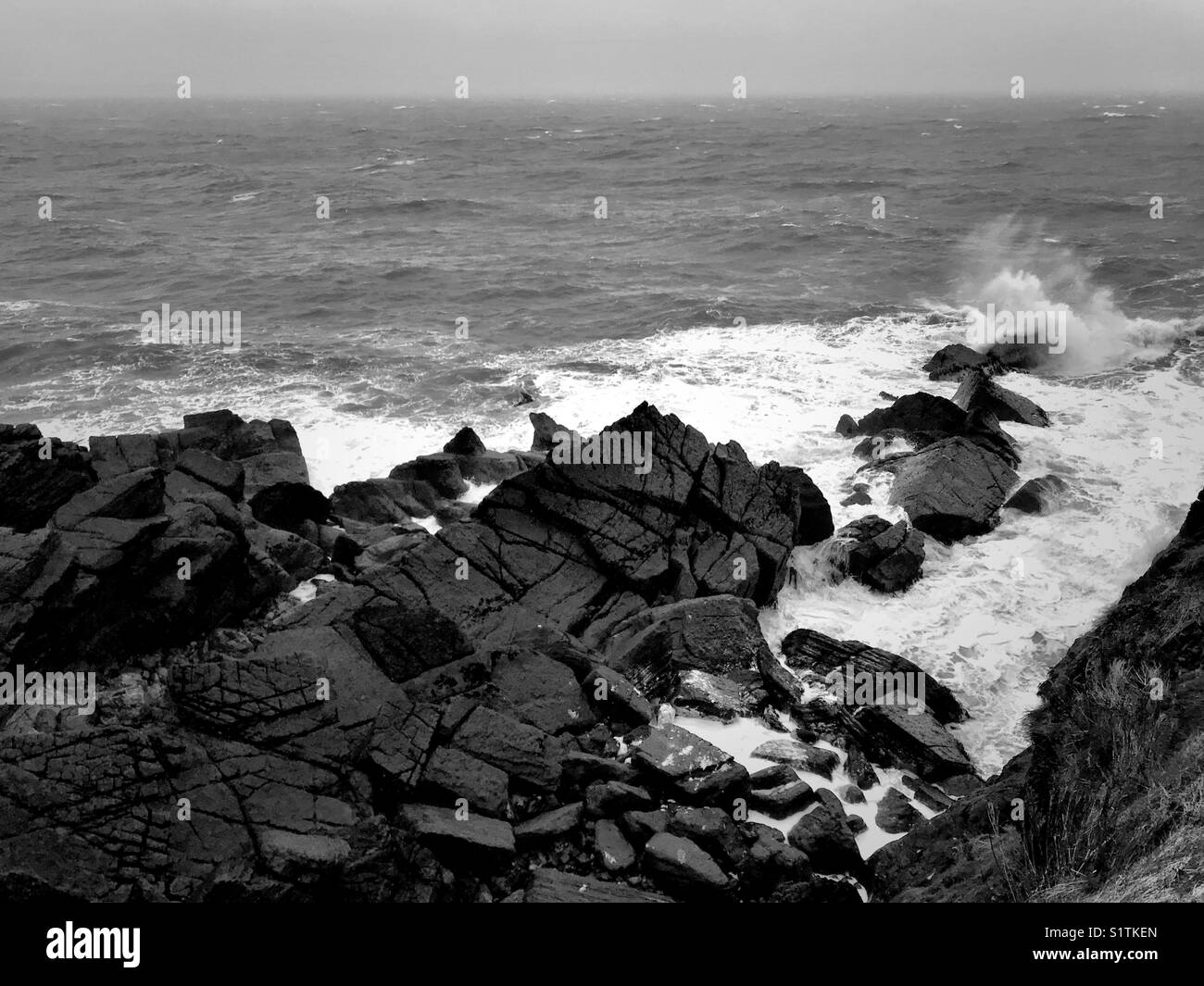 Mare in tempesta onde mareggiata scogli immagini e fotografie stock ad ...
