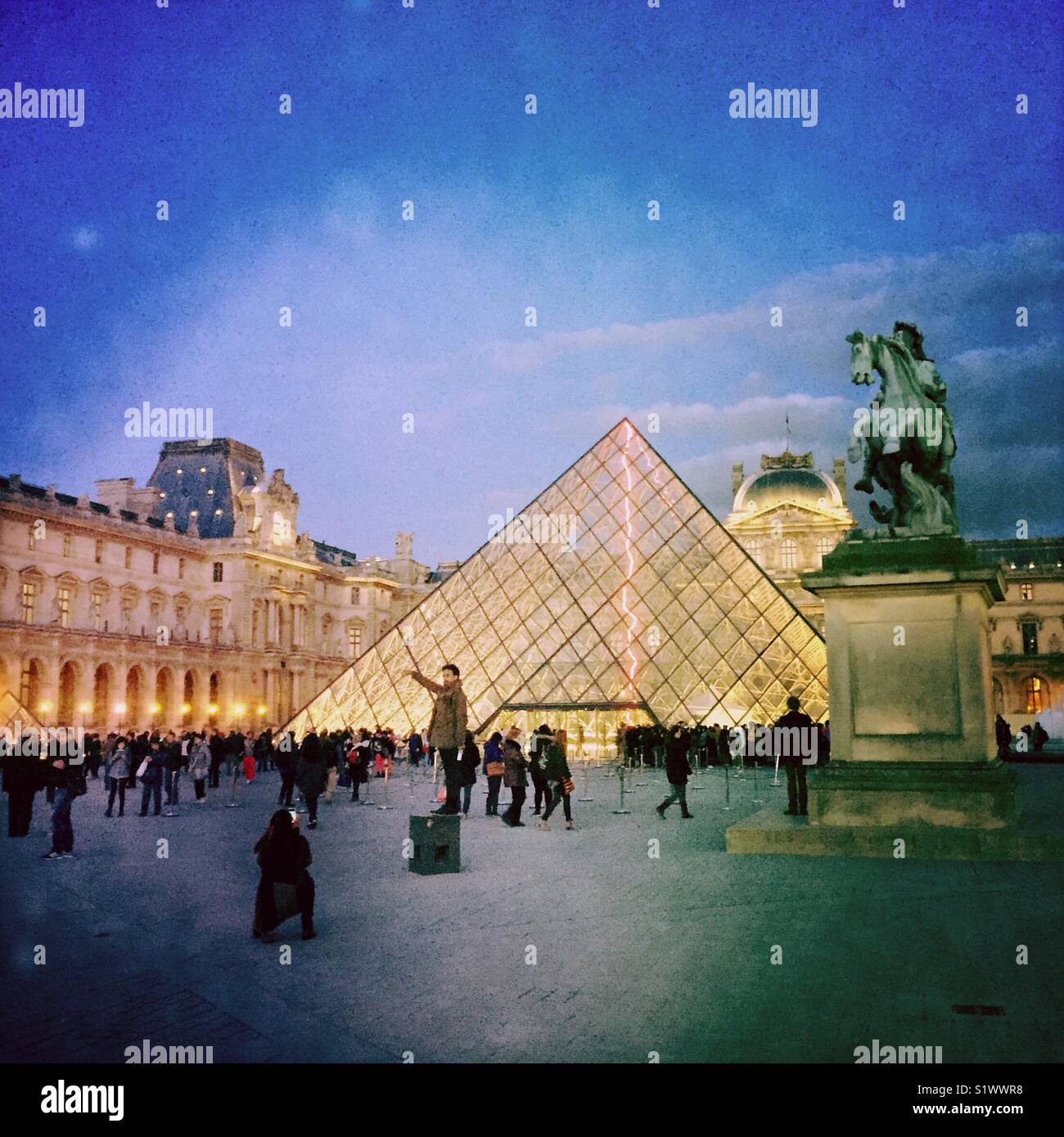 Piramide Le Louvre Immagini e Fotos Stock - Alamy