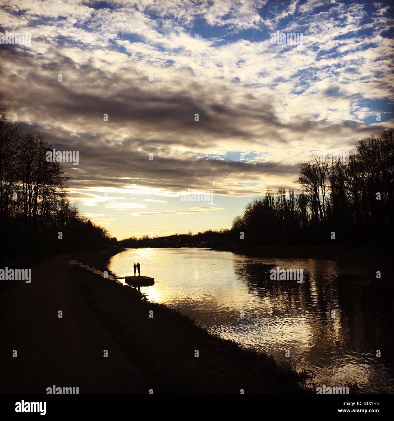 Amore in riva al fiume immagini e fotografie stock ad alta risoluzione ...