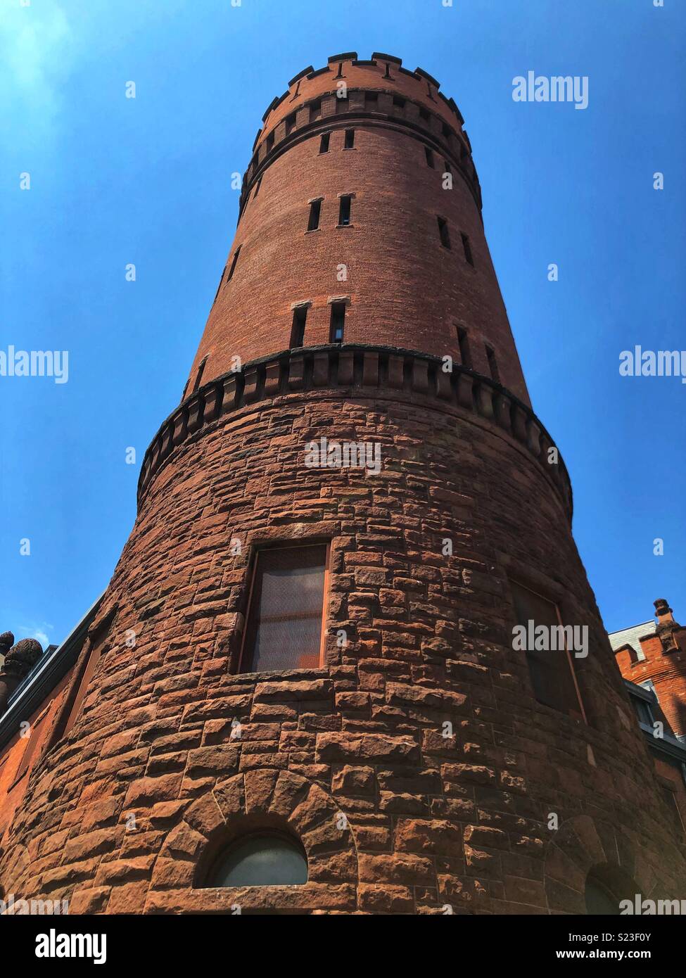 Torre rotonda cielo blu immagini e fotografie stock ad alta risoluzione ...