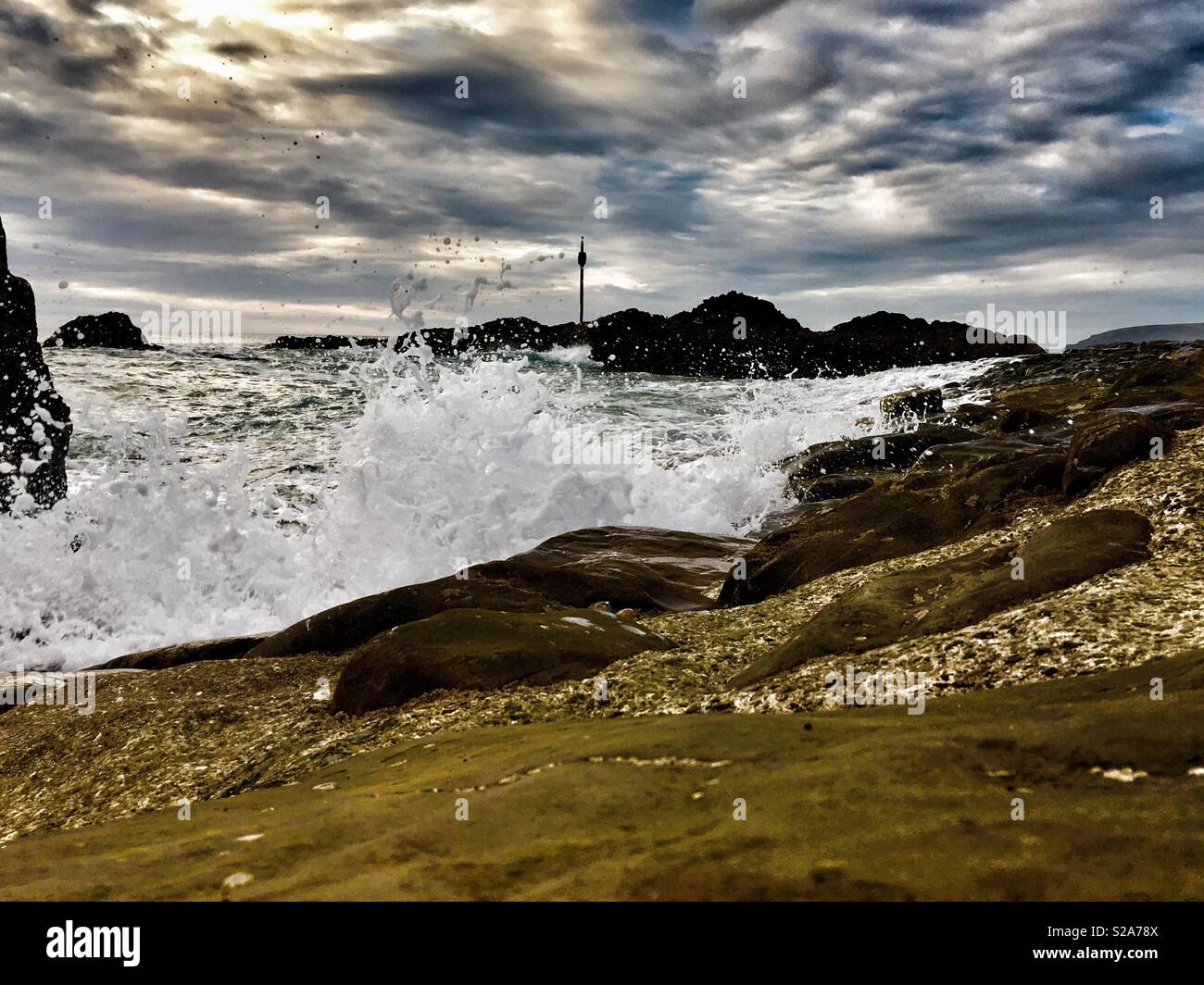Mare in tempesta onde mareggiata scogli immagini e fotografie stock ad ...