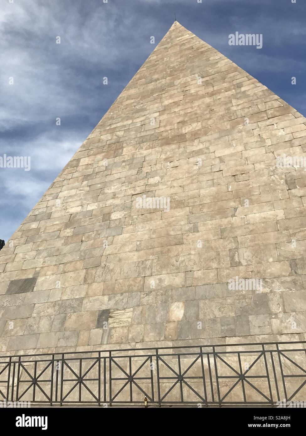 Piramide di roma immagini e fotografie stock ad alta risoluzione - Alamy