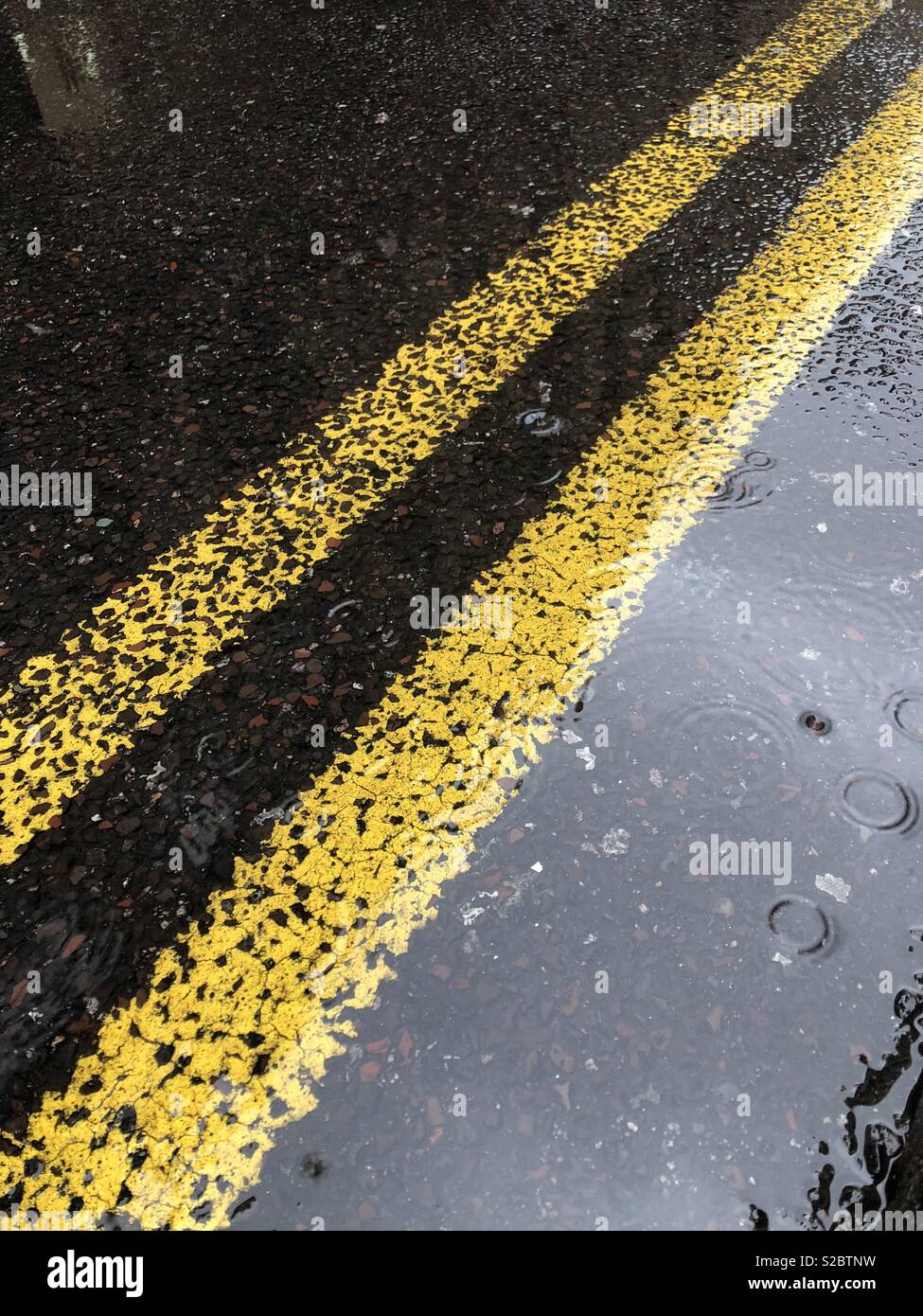 Segnaletica orizzontale in doppie linee gialle immagini e fotografie ...
