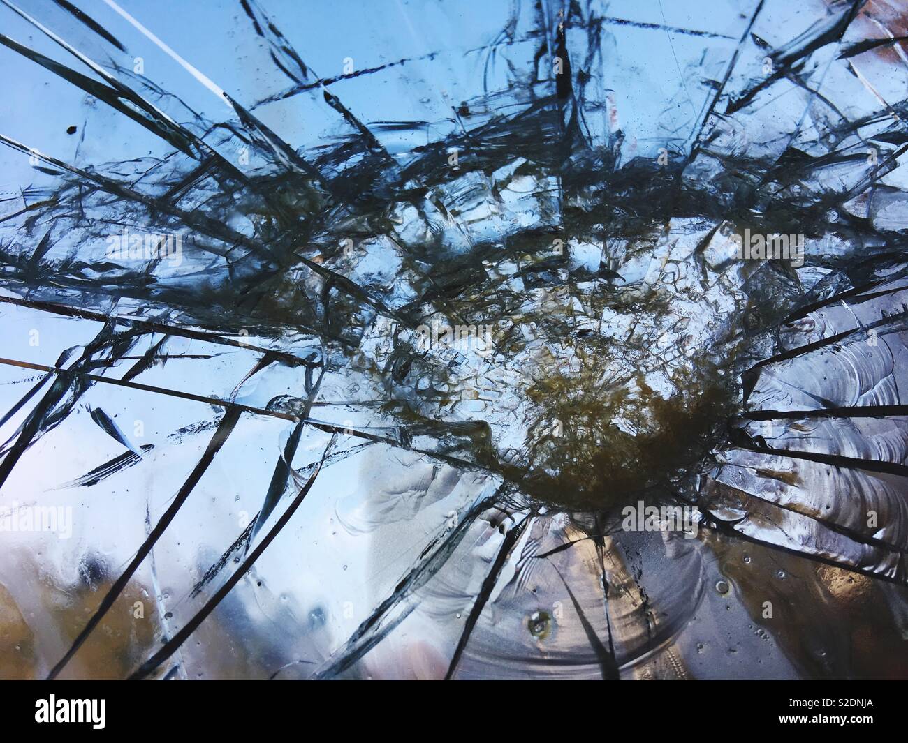 Vetro scheggiato immagini e fotografie stock ad alta risoluzione - Alamy