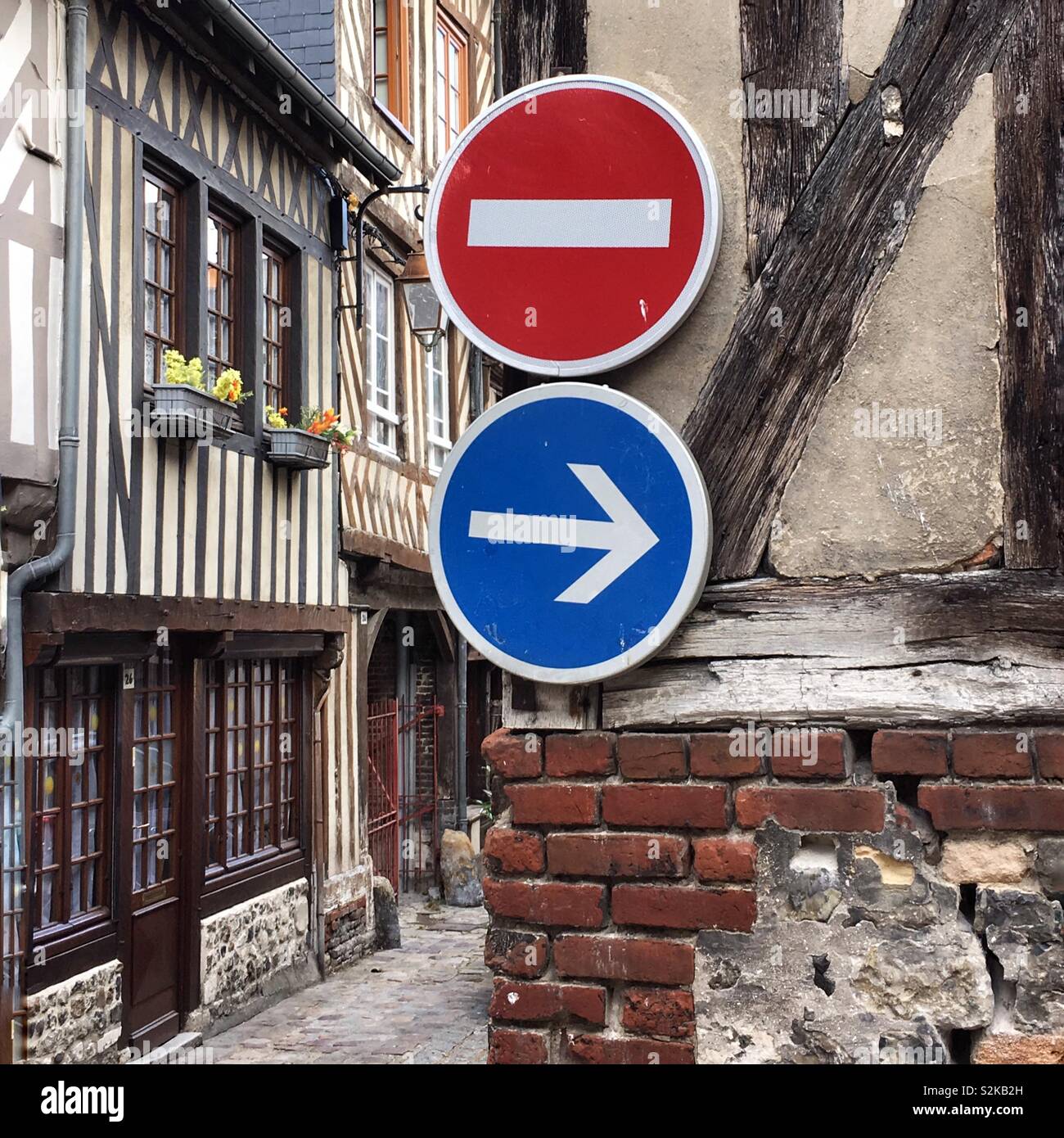 Segnali stradali della francia immagini e fotografie stock ad alta ...