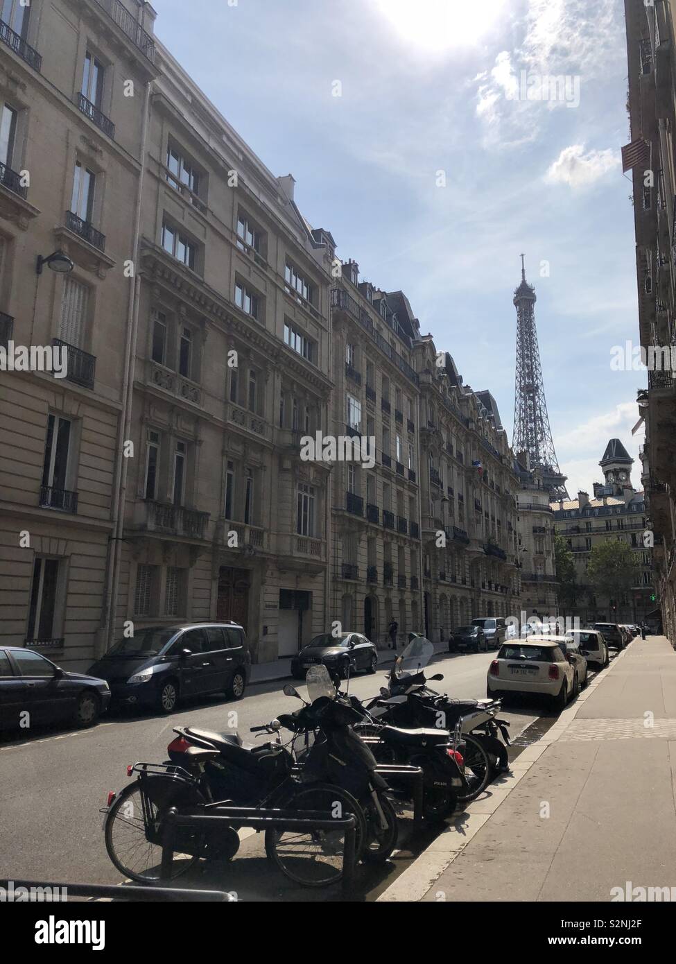 Strade parigine immagini e fotografie stock ad alta risoluzione - Alamy