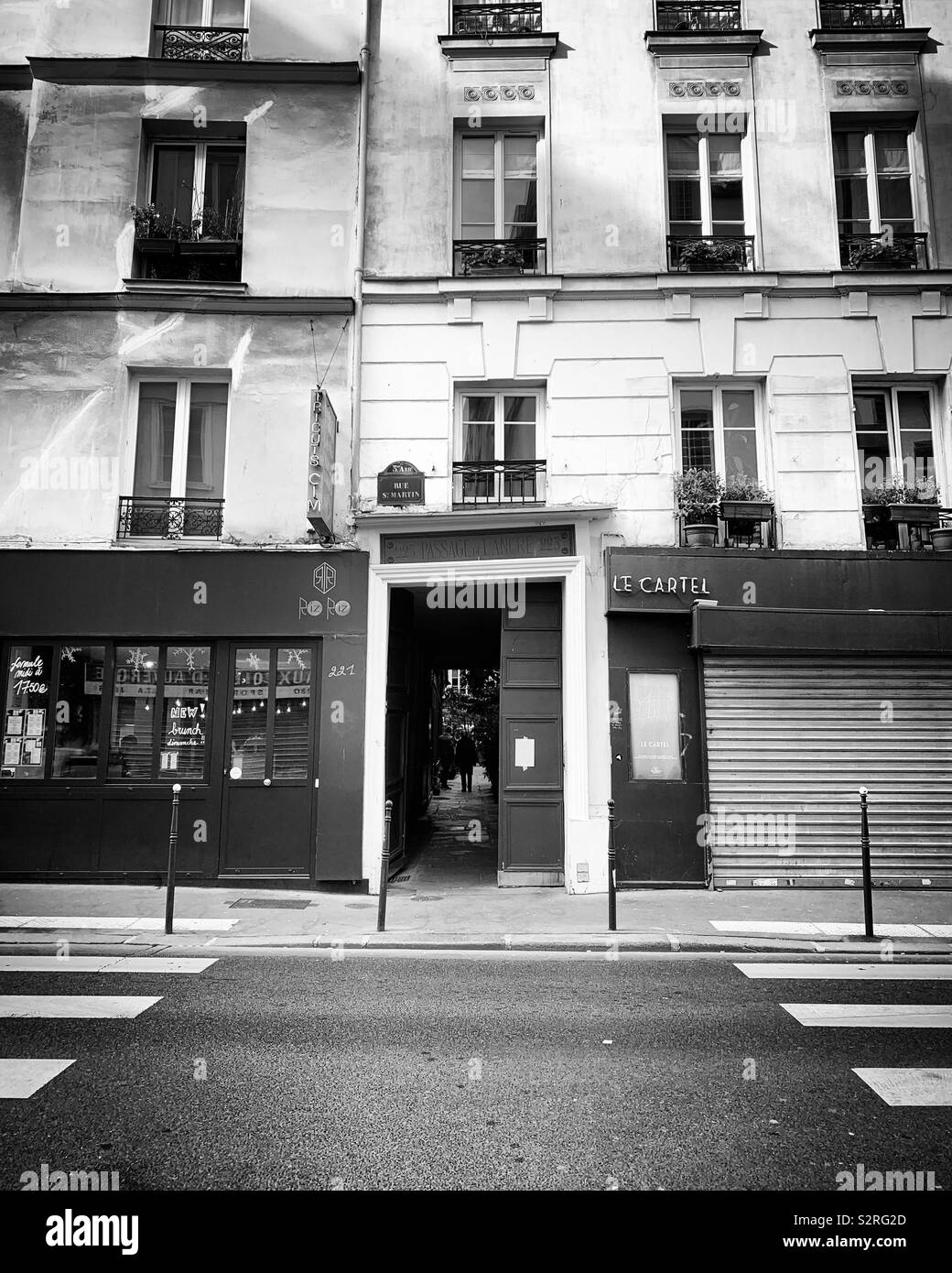 Strade parigine immagini e fotografie stock ad alta risoluzione - Alamy
