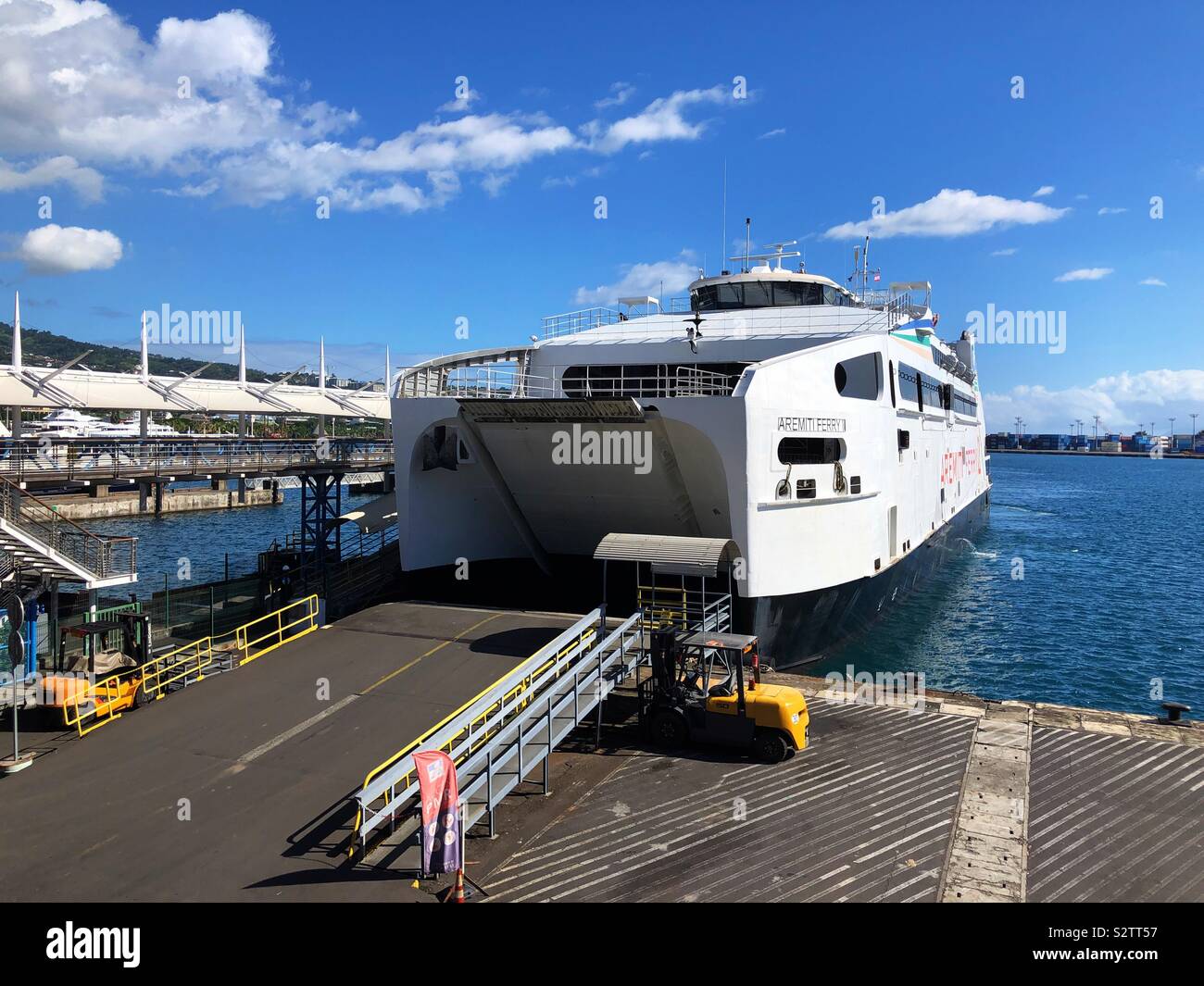 Aremiti ferry per l'isola di Moorea a Papeete, Tahiti, Polinesia ...