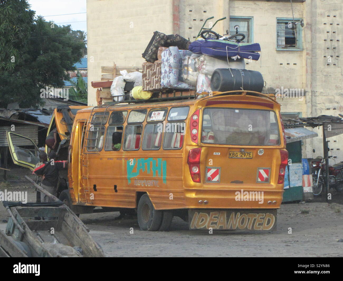 Kenyan bus immagini e fotografie stock ad alta risoluzione - Alamy