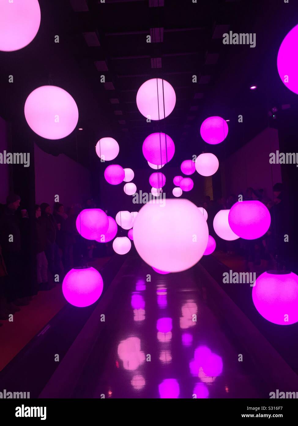 Spettacolo di luci di natale al maniero di waddesdon immagini e ...