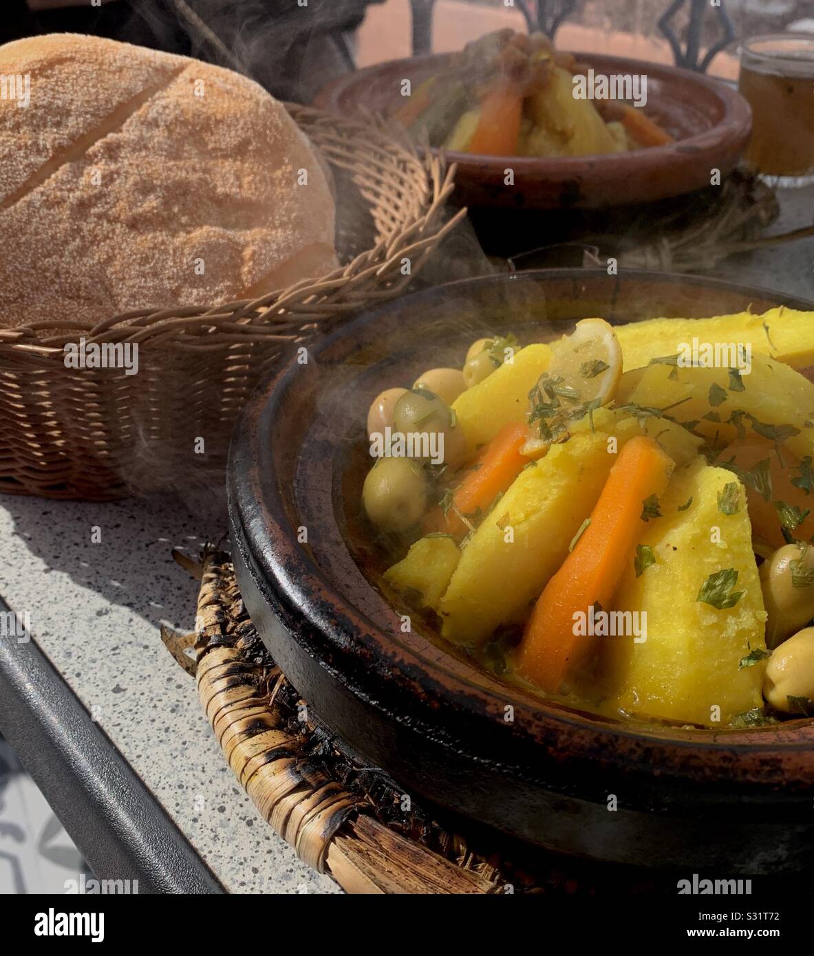 Marokkanische tajine immagini e fotografie stock ad alta risoluzione ...
