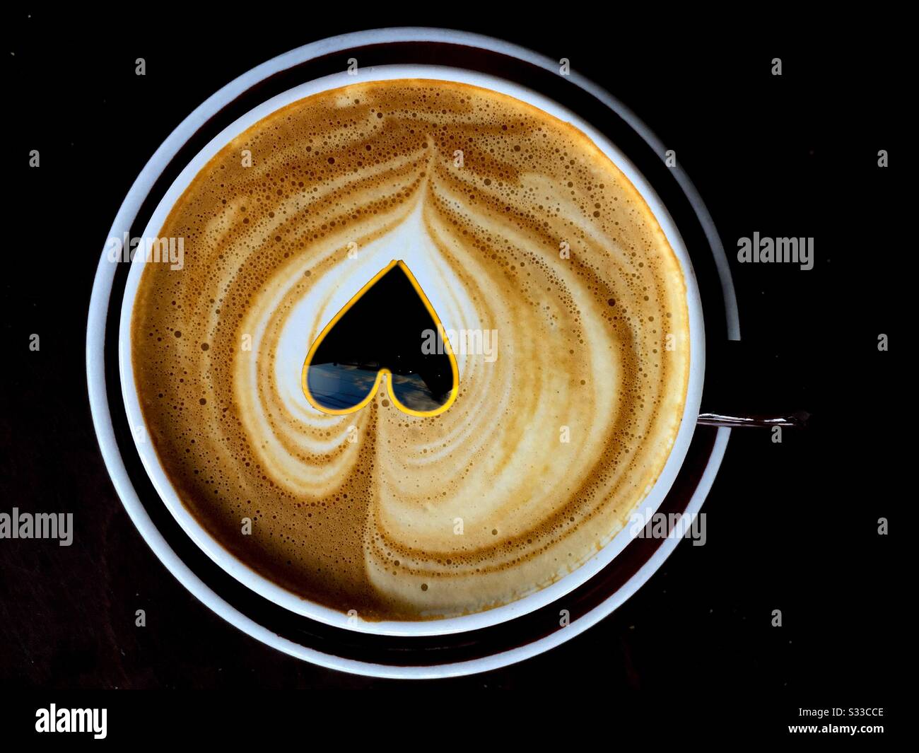 Il cuore del caffè. Una forma a foglia con linee fluide, realizzata a ...