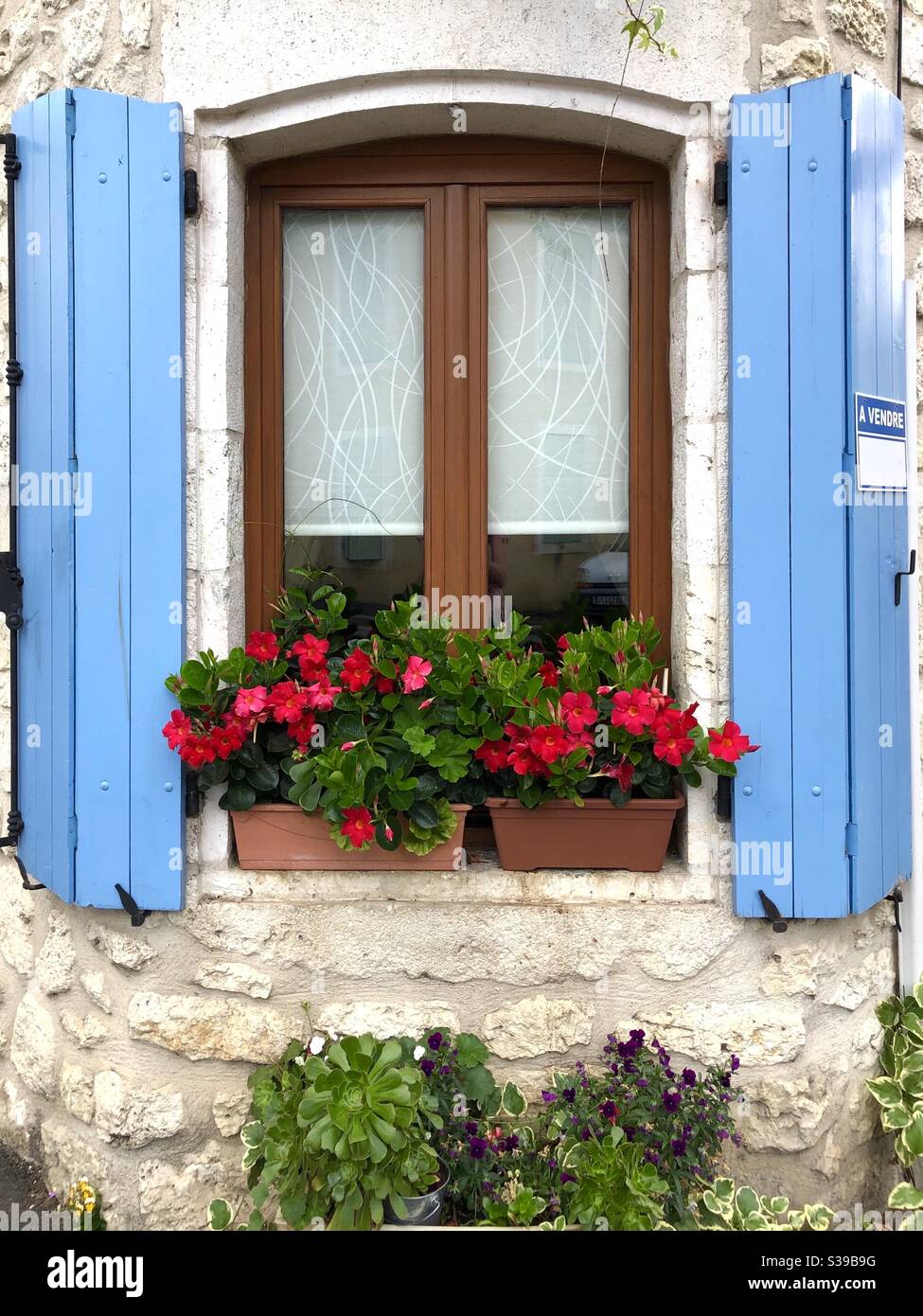 Finestra con persiane blu in legno immagini e fotografie stock ad alta ...