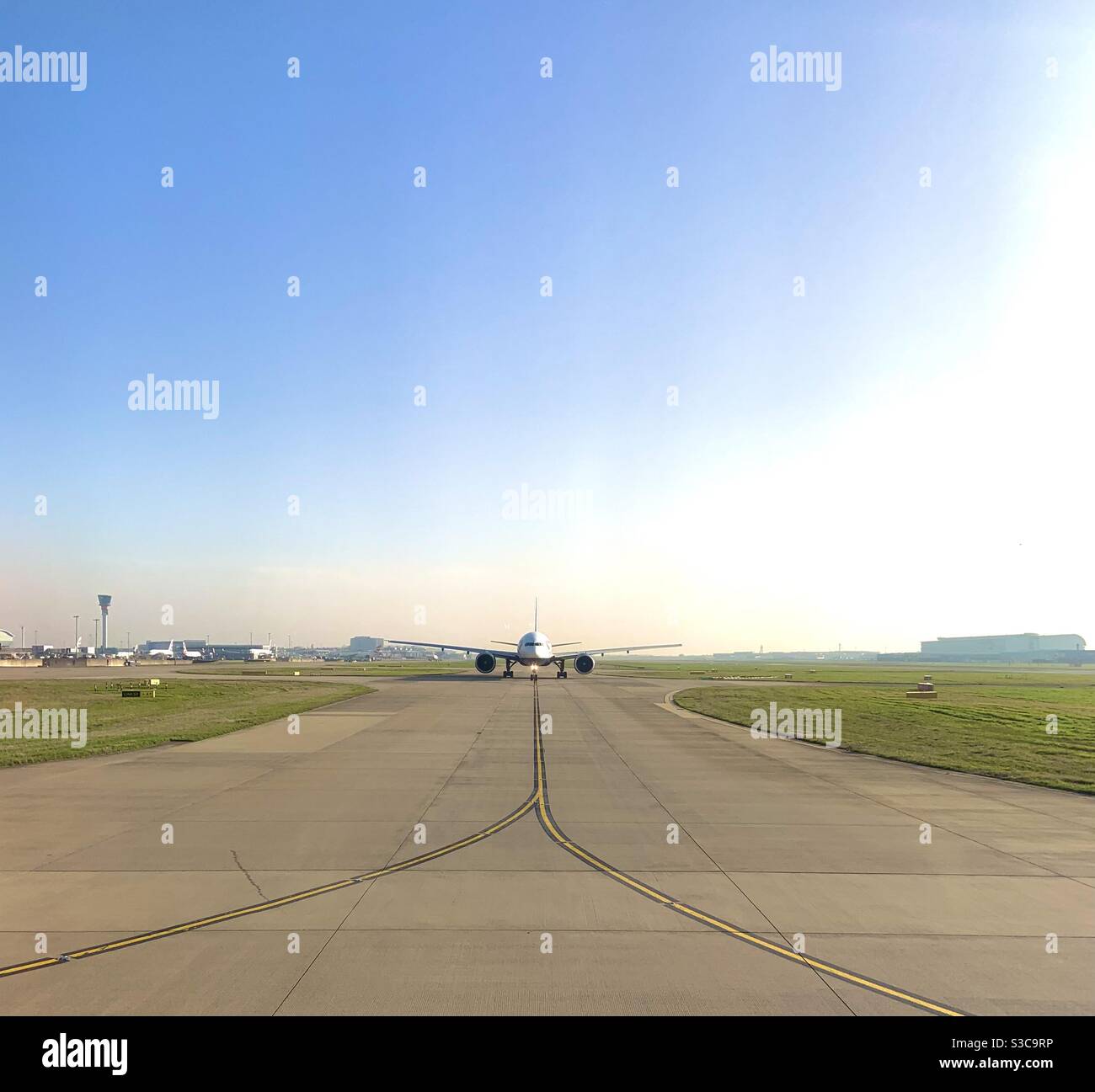 Aereo in decollo aereo immagini e fotografie stock ad alta risoluzione ...