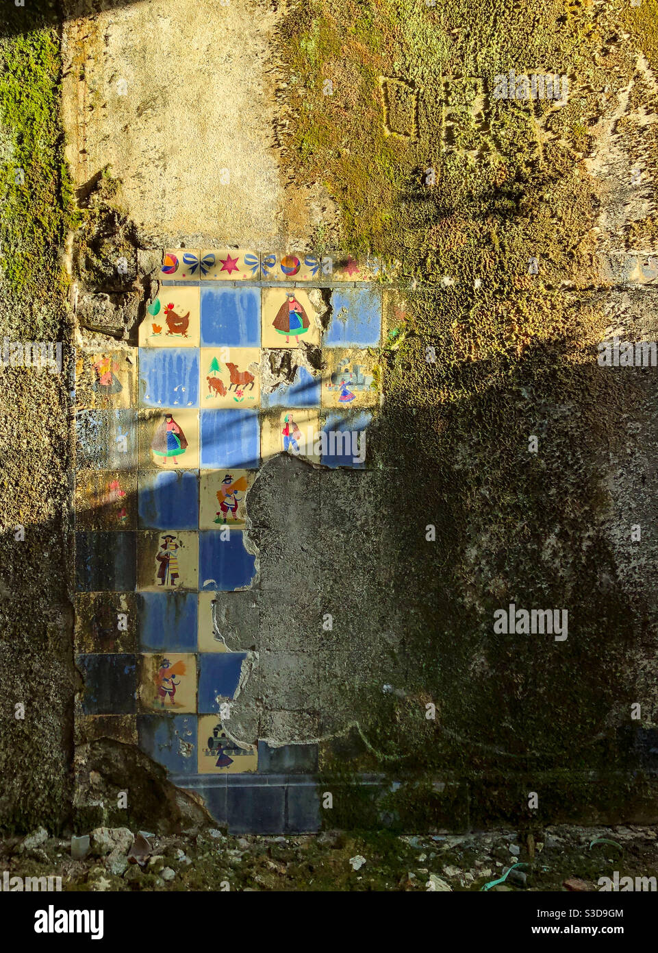 Piastrelle rotte immagini e fotografie stock ad alta risoluzione - Alamy