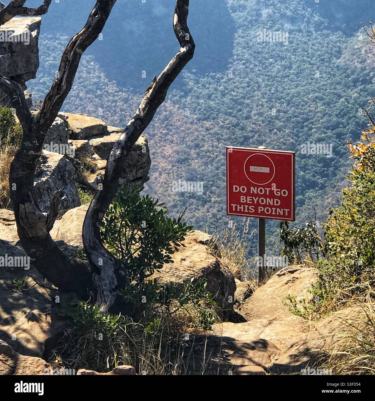 Segnale di pericolo al fiume immagini e fotografie stock ad alta ...