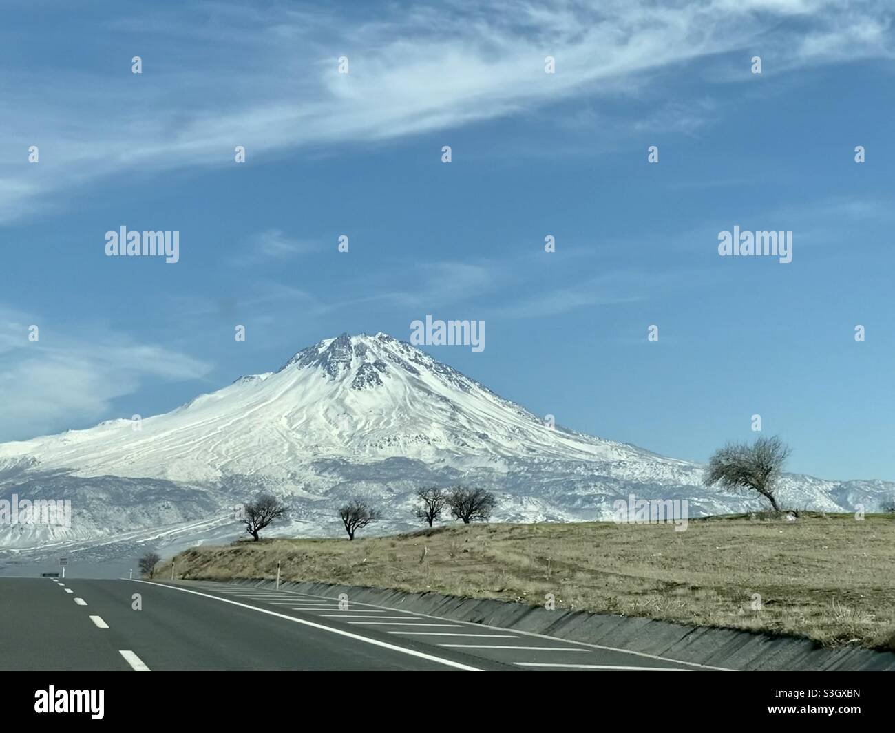 Inverno di strada di montagna immagini e fotografie stock ad alta ...