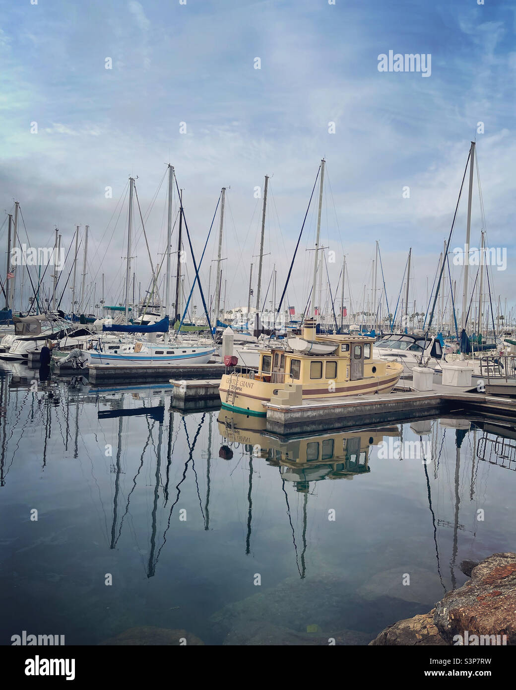 Barca che naviga in un porto turistico immagini e fotografie stock ad ...