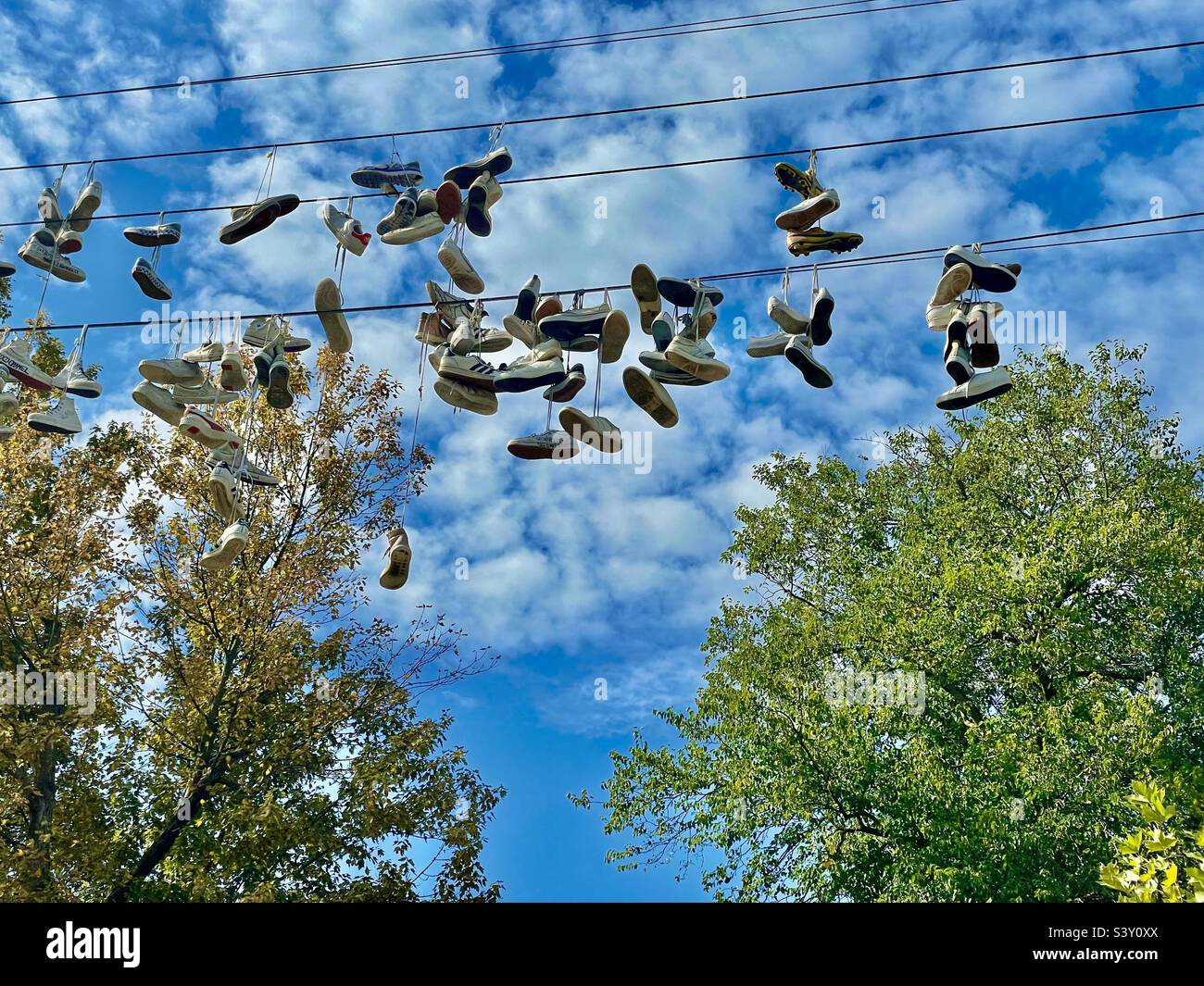 Scarpe appese immagini e fotografie stock ad alta risoluzione - Alamy