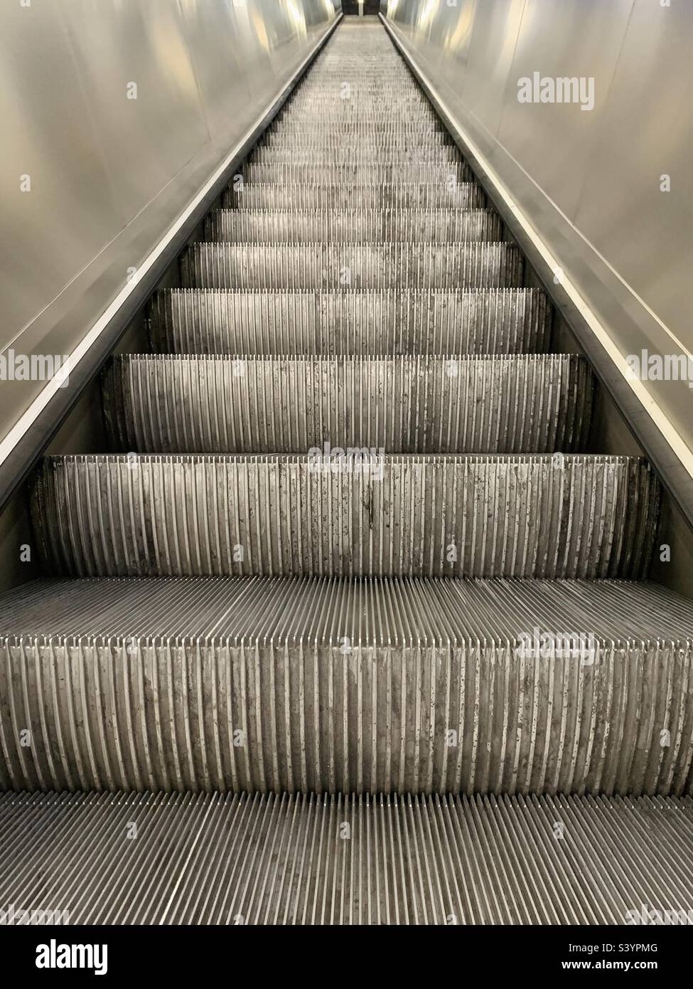 Escalator escalators immagini e fotografie stock ad alta risoluzione ...