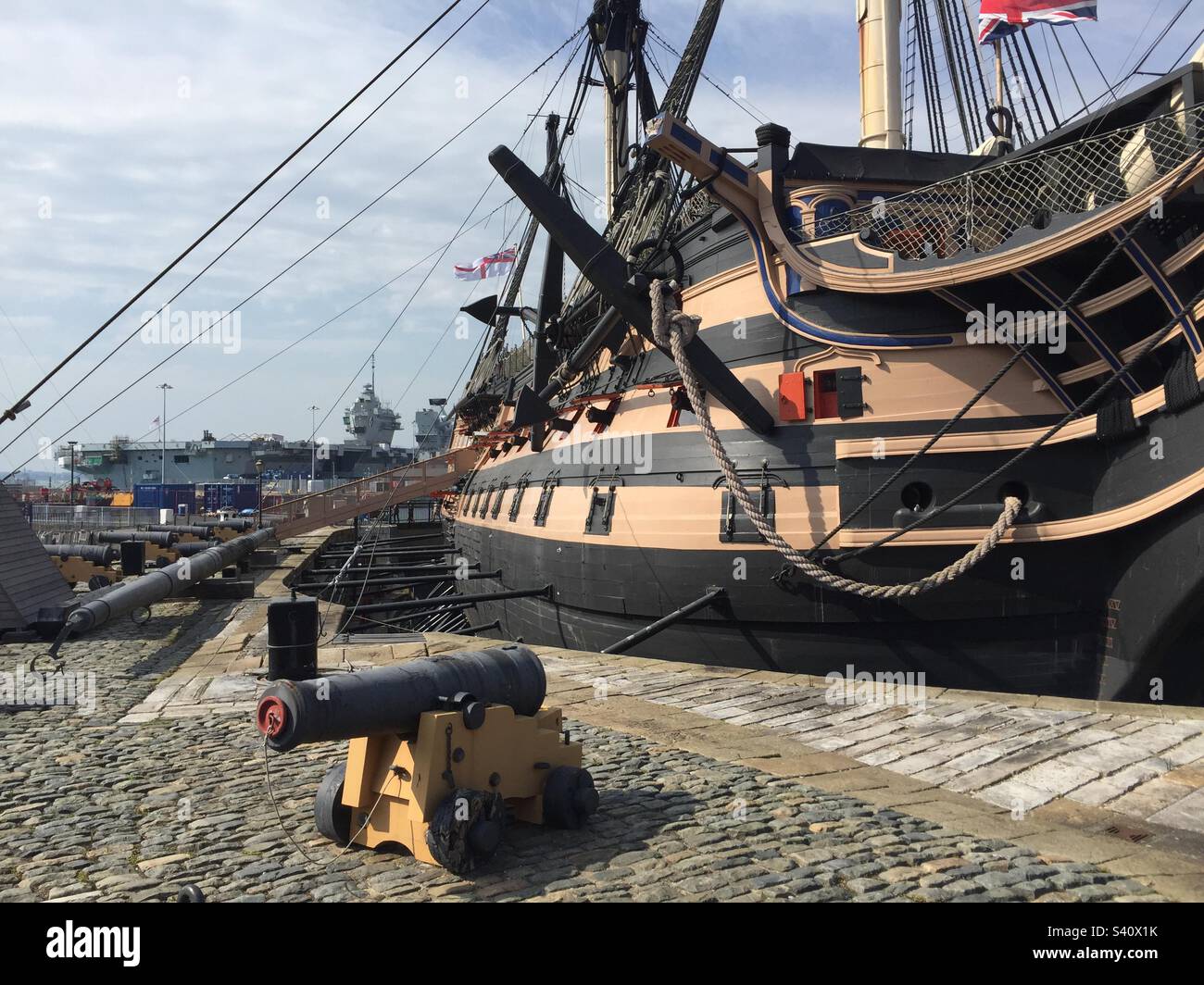 Vittoria di hms con la portaerei della marina reale sullo sfondo ...