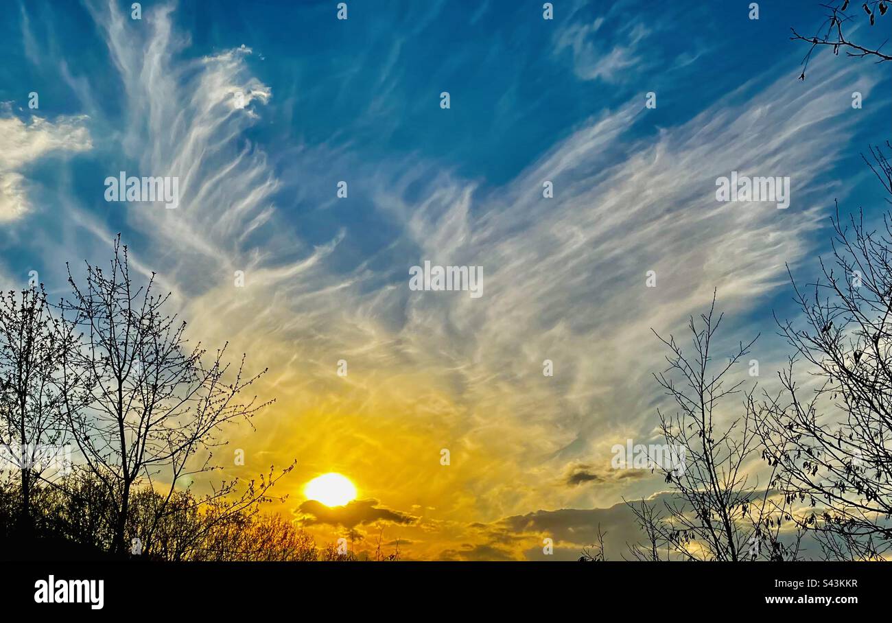 Sole che splende nel cielo immagini e fotografie stock ad alta ...