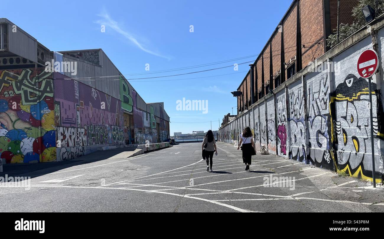 Due persone camminano immagini e fotografie stock ad alta risoluzione ...