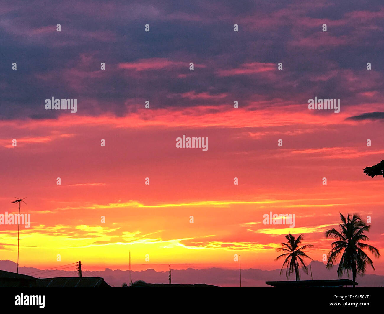 Cielo rosso da sera immagini e fotografie stock ad alta risoluzione - Alamy