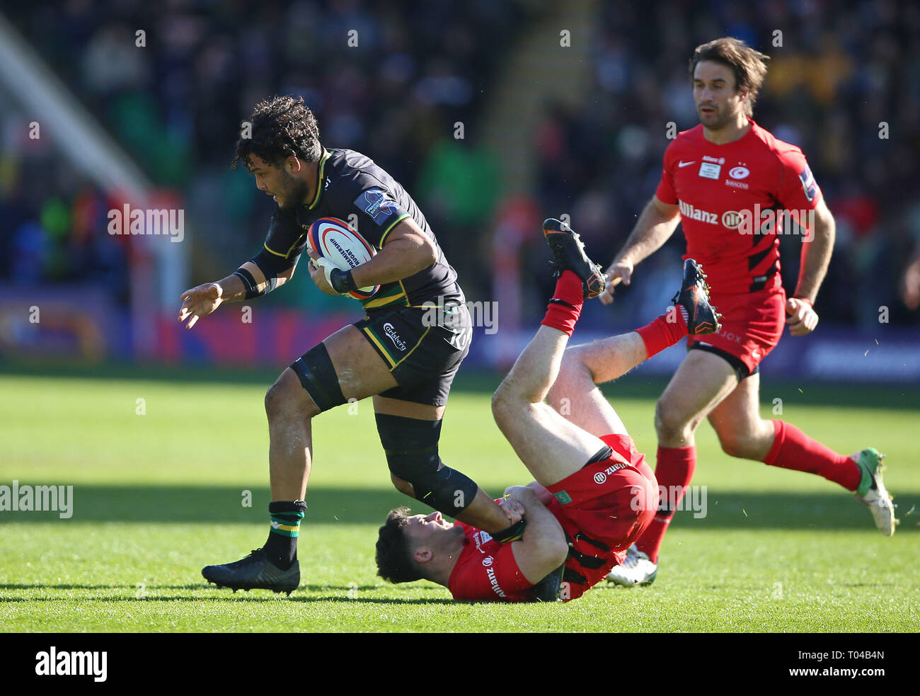 Northampton Santi Ludlam Lewis è affrontato dai Saraceni Tom Whiteley ...