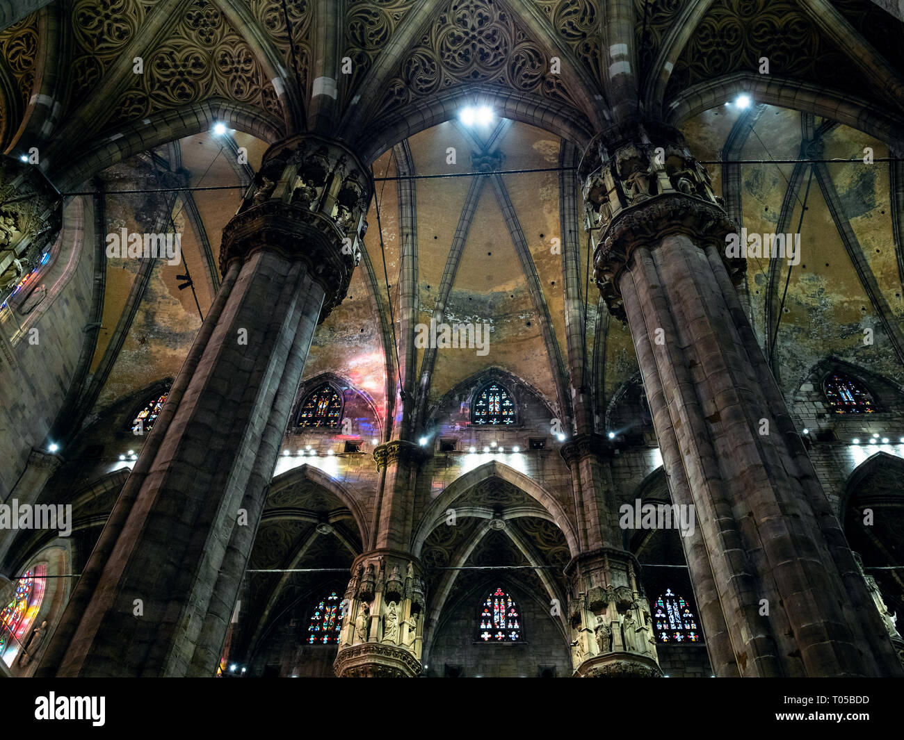 Milano, Italia - 24 febbraio 2019: il soffitto e le colonne del Duomo ...