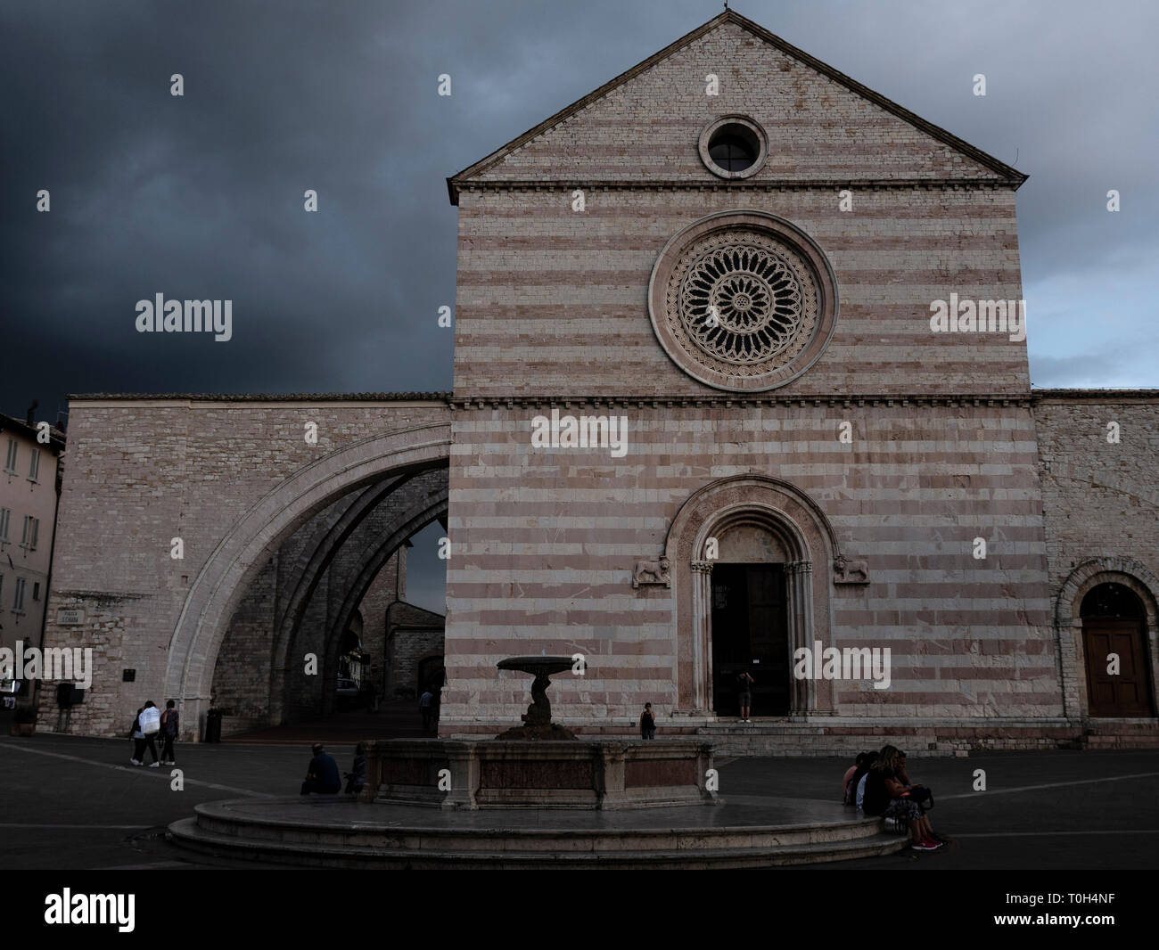 Basilica santa chiara assisi immagini e fotografie stock ad alta ...