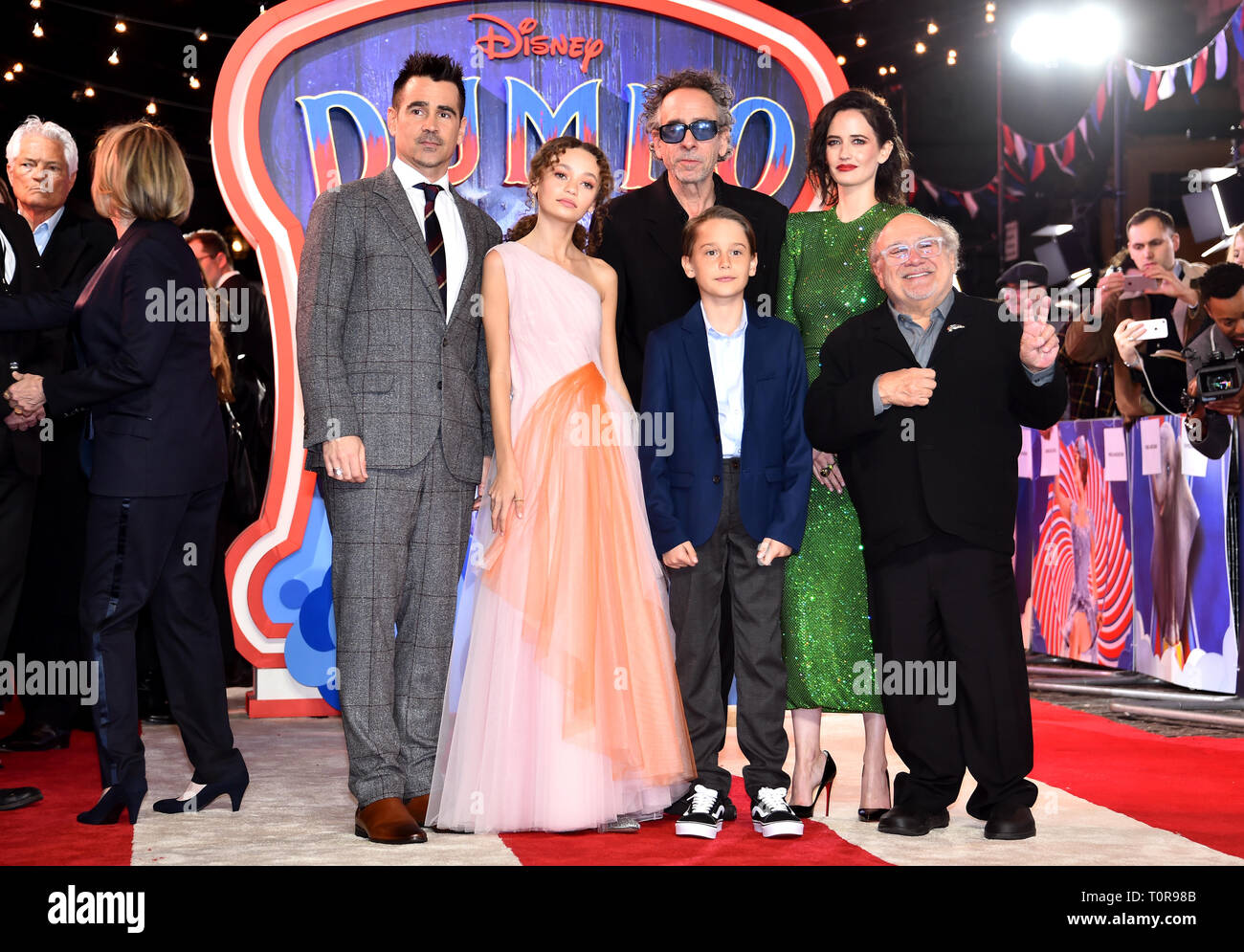(Da sinistra a destra) Colin Farrell, Nico Parker, Tim Burton, Finley ...