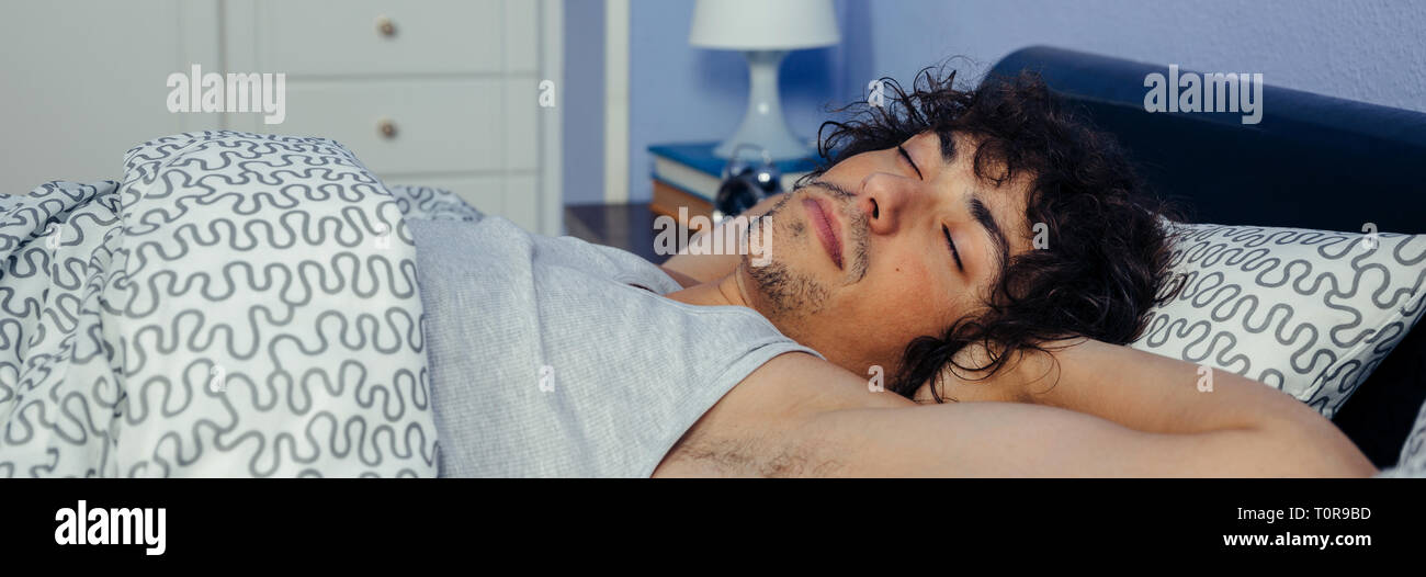 Persona che dorme sul letto immagini e fotografie stock ad alta ...