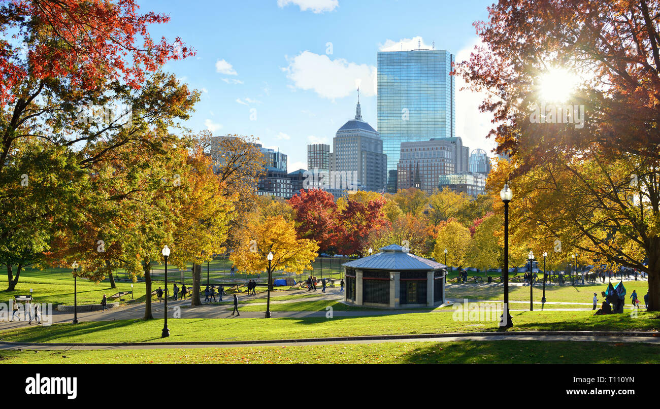 Boston Common in autunno con il sole che splende attraverso gli alberi ...