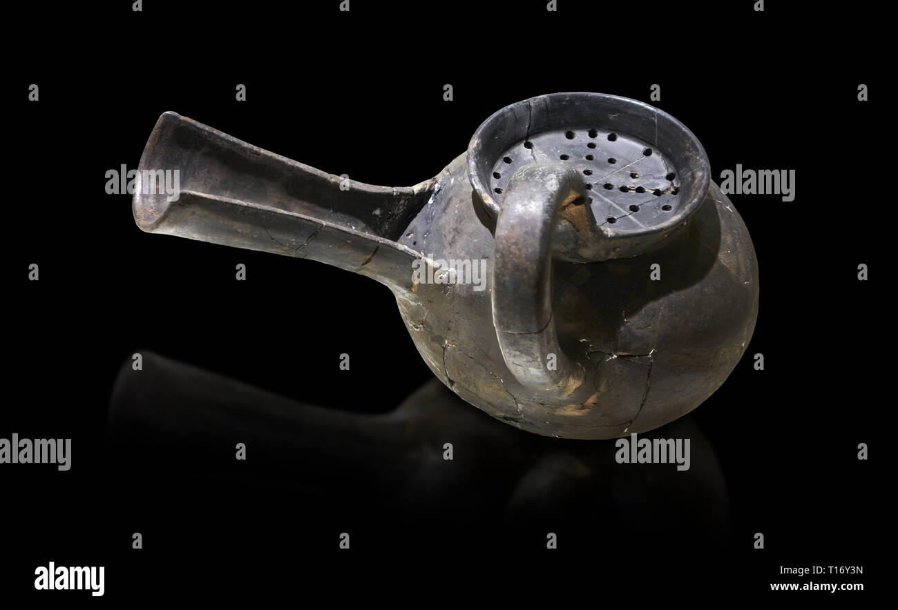 Grigio frigia vaso in ceramica con un filtro e un tubo di lancio lungo ...