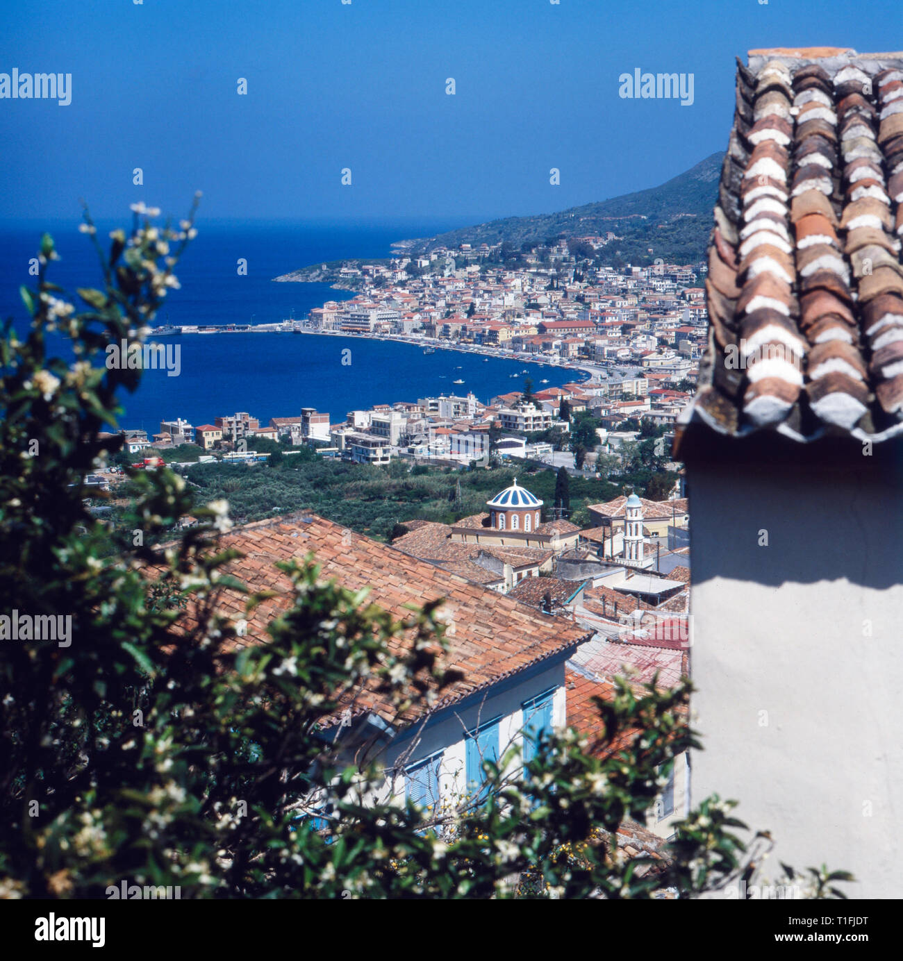 Stadt und Hafen der Insel Samos, Griechenland 1980er. Città e porto ...