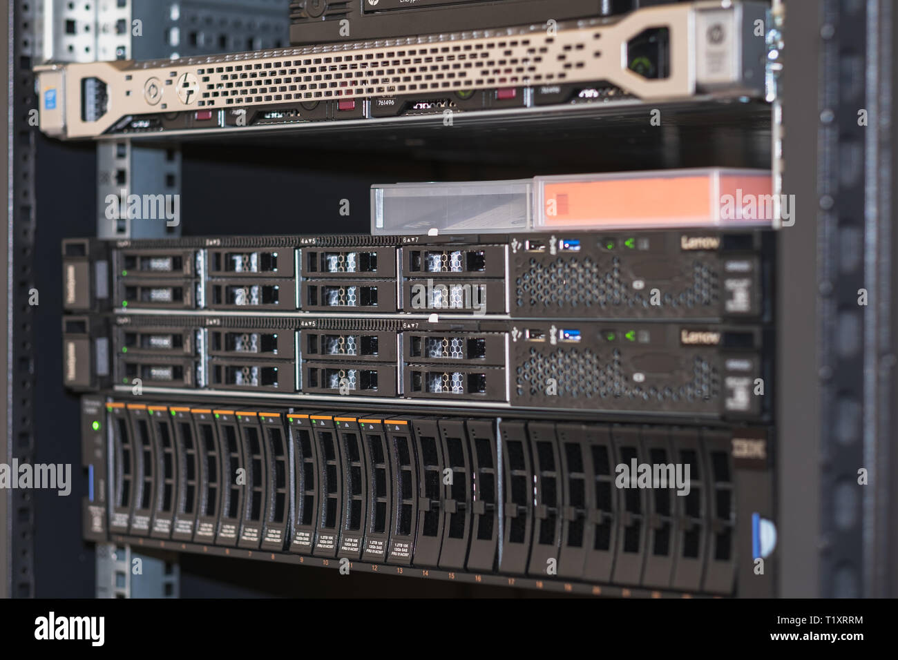 Server rack immagini e fotografie stock ad alta risoluzione - Alamy