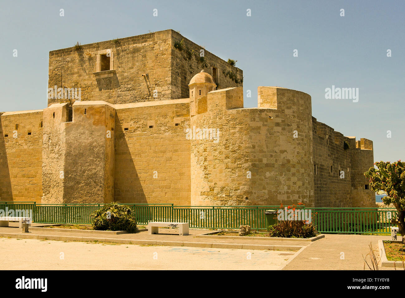 Castello di brucoli immagini e fotografie stock ad alta risoluzione - Alamy