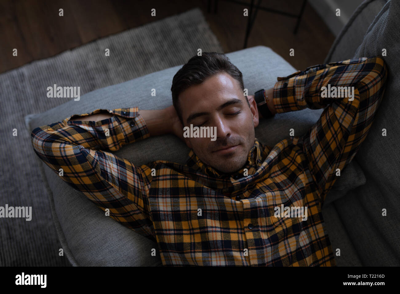 Sul divano di casa immagini e fotografie stock ad alta risoluzione - Alamy