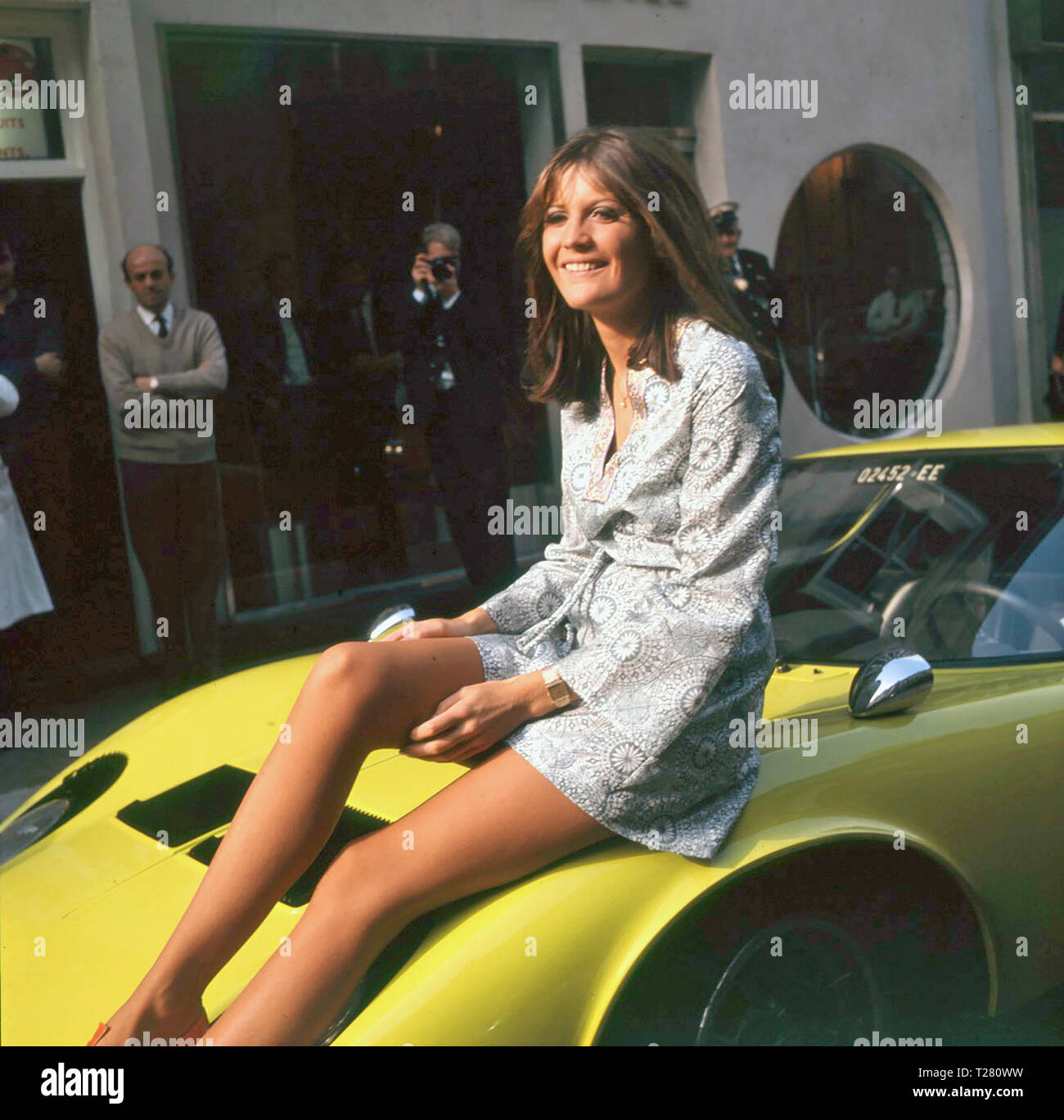 SANDIE SHAW UK cantante pop pone su una Lamborghini Miura in apertura ...