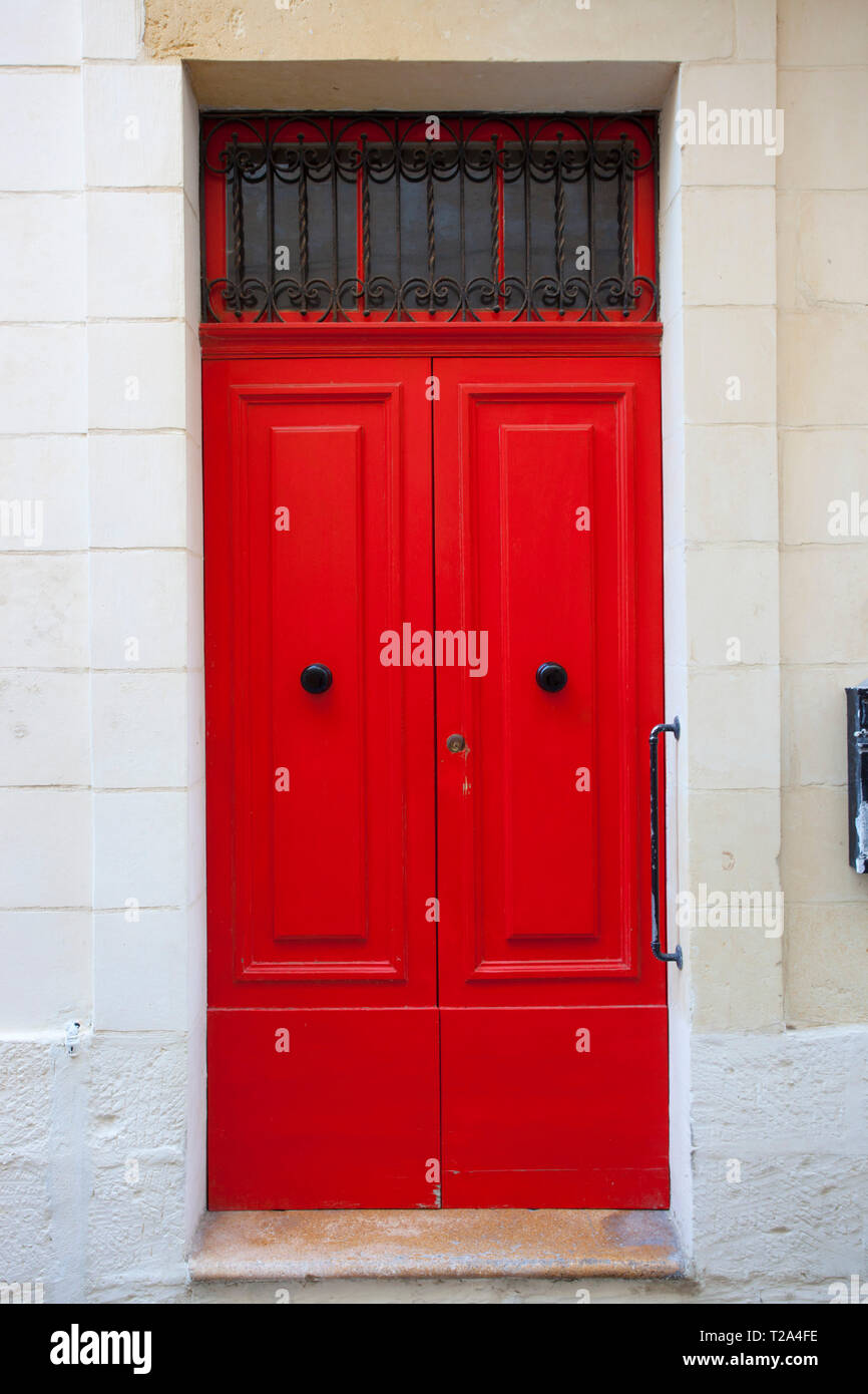 Porte rosse immagini e fotografie stock ad alta risoluzione - Alamy